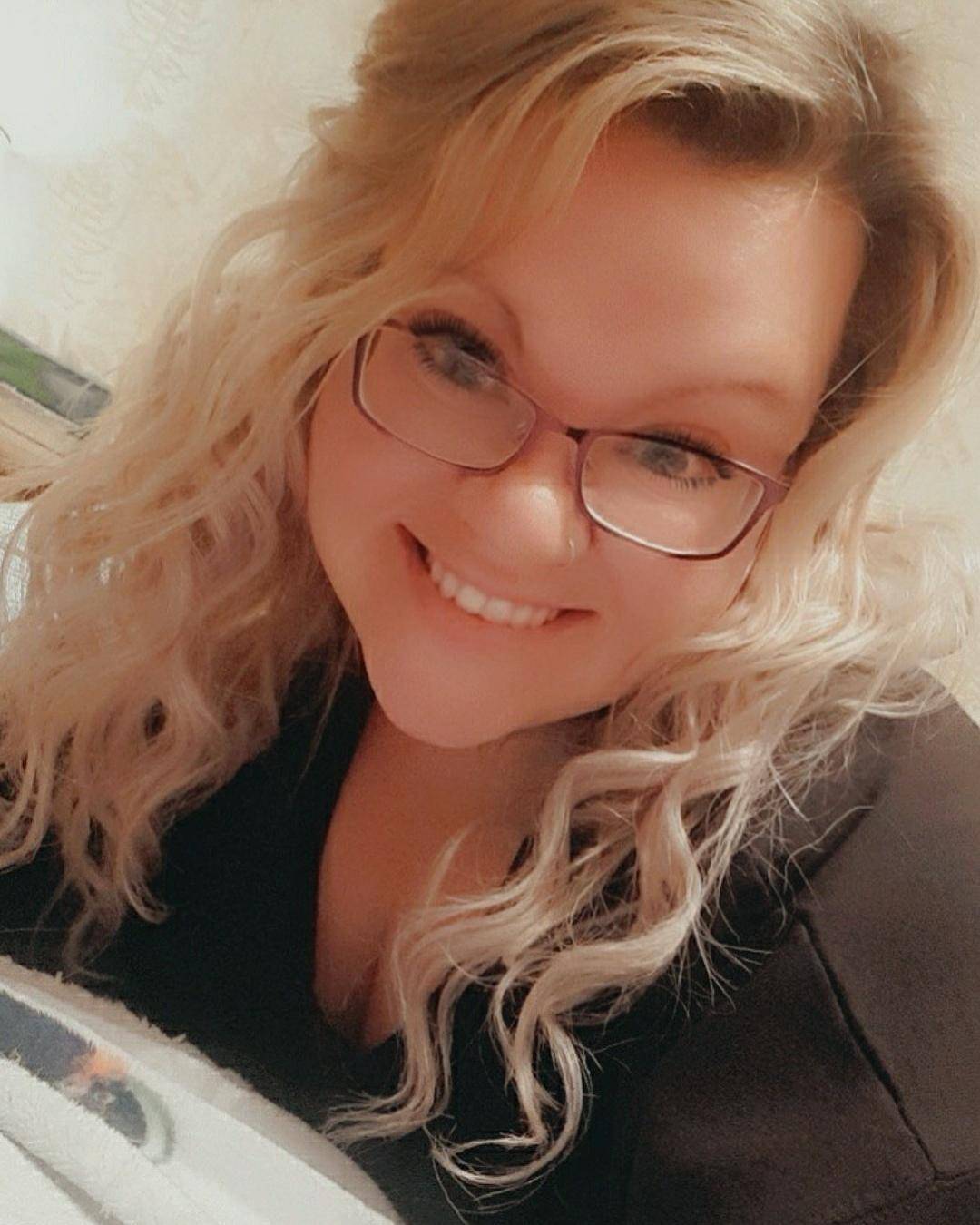 F, 32. Sunday evening: natural curls, oversized sweater, and feeling cute AF ♡ | Scrolller