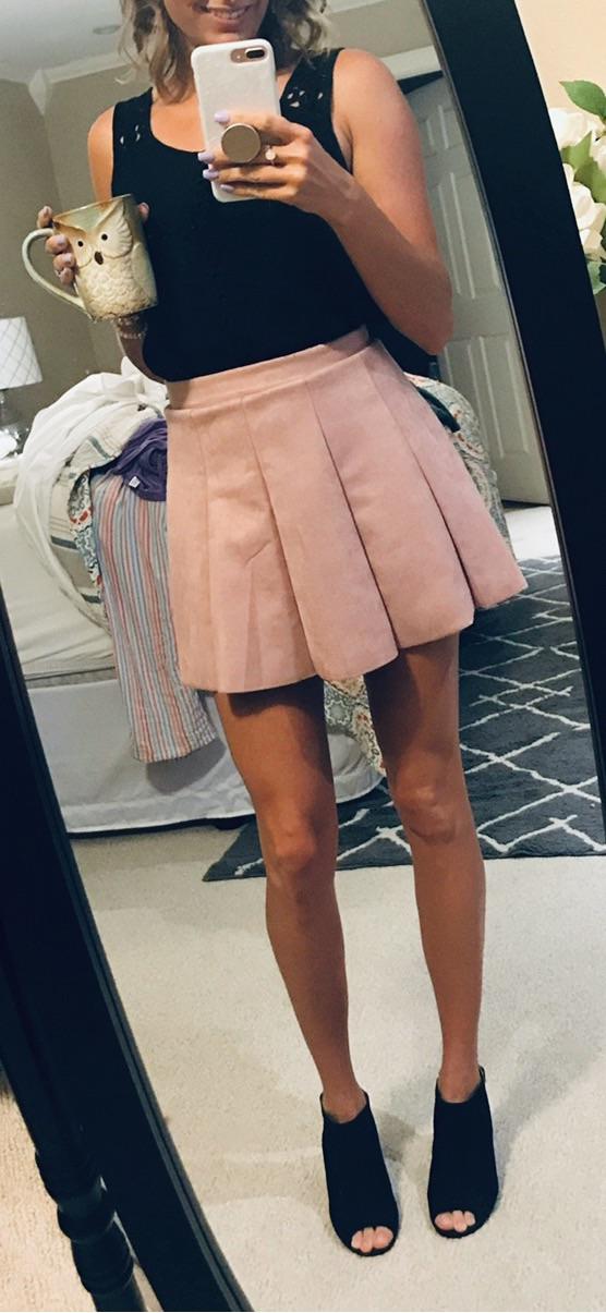 [F]elt pretty in this outfit for my dr appointment ☺️ First post here. Clothed. (31). (OC). 💖 ...