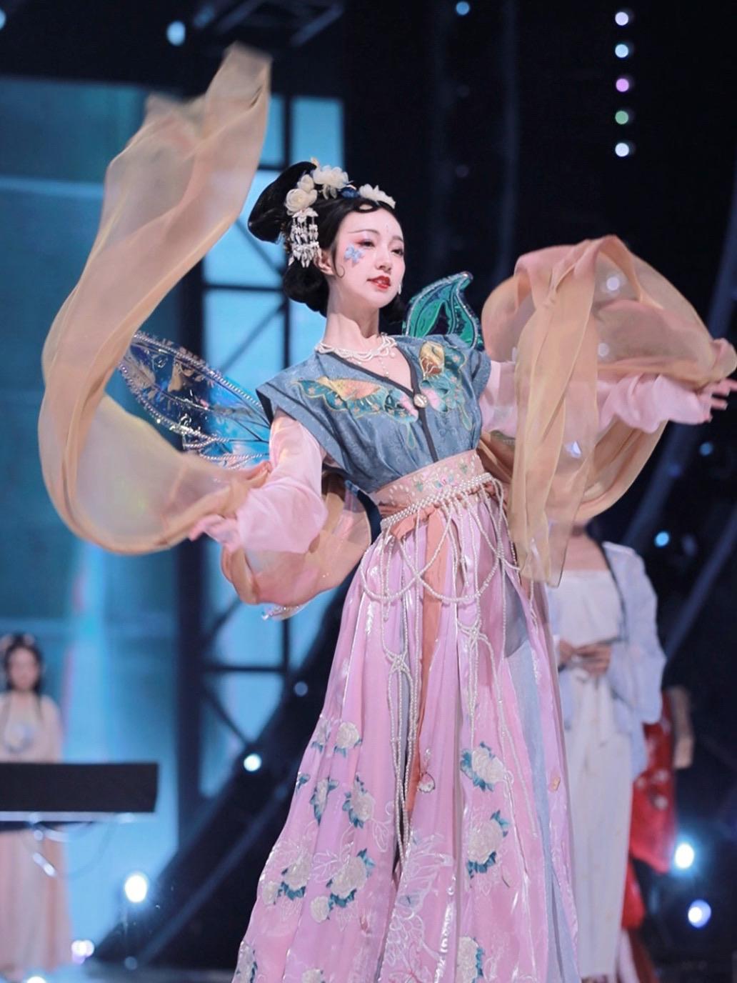 Fairy-like Hanfu girl | Scrolller