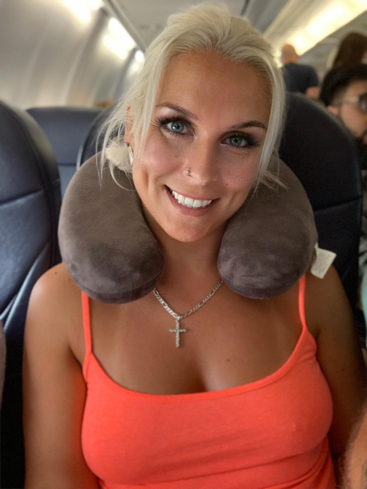 Fancy a flight with me, I wanna join the 1 mile high club so bad [f] | Scrolller