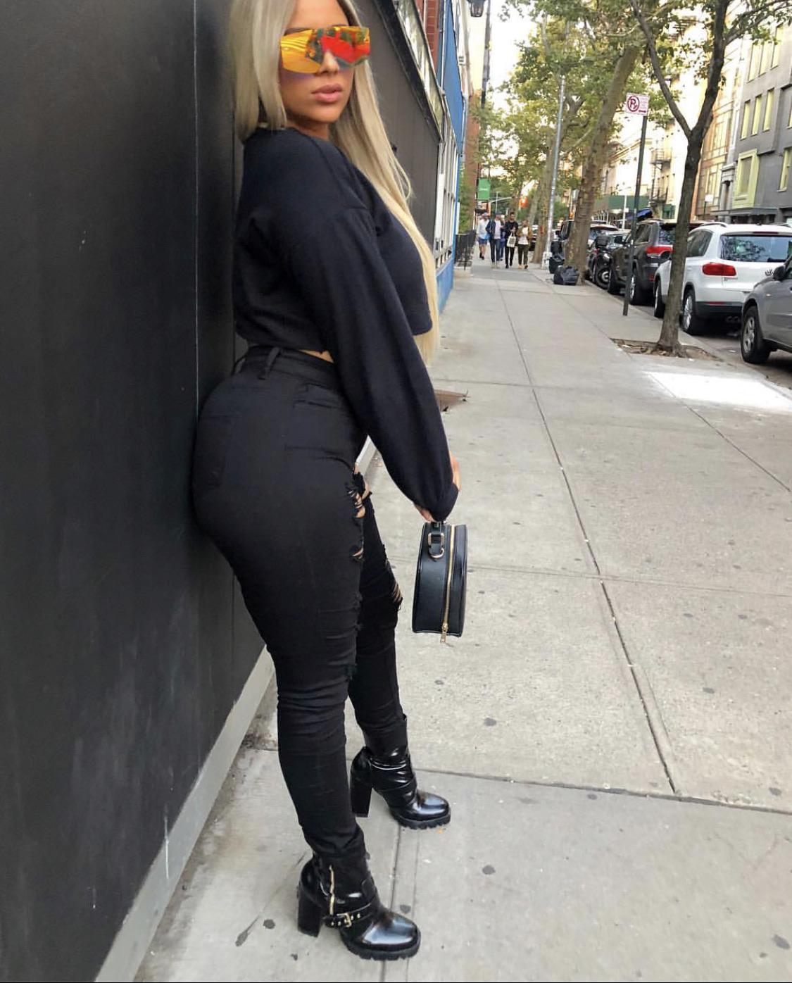 Fat ass in tight jeans | Scrolller