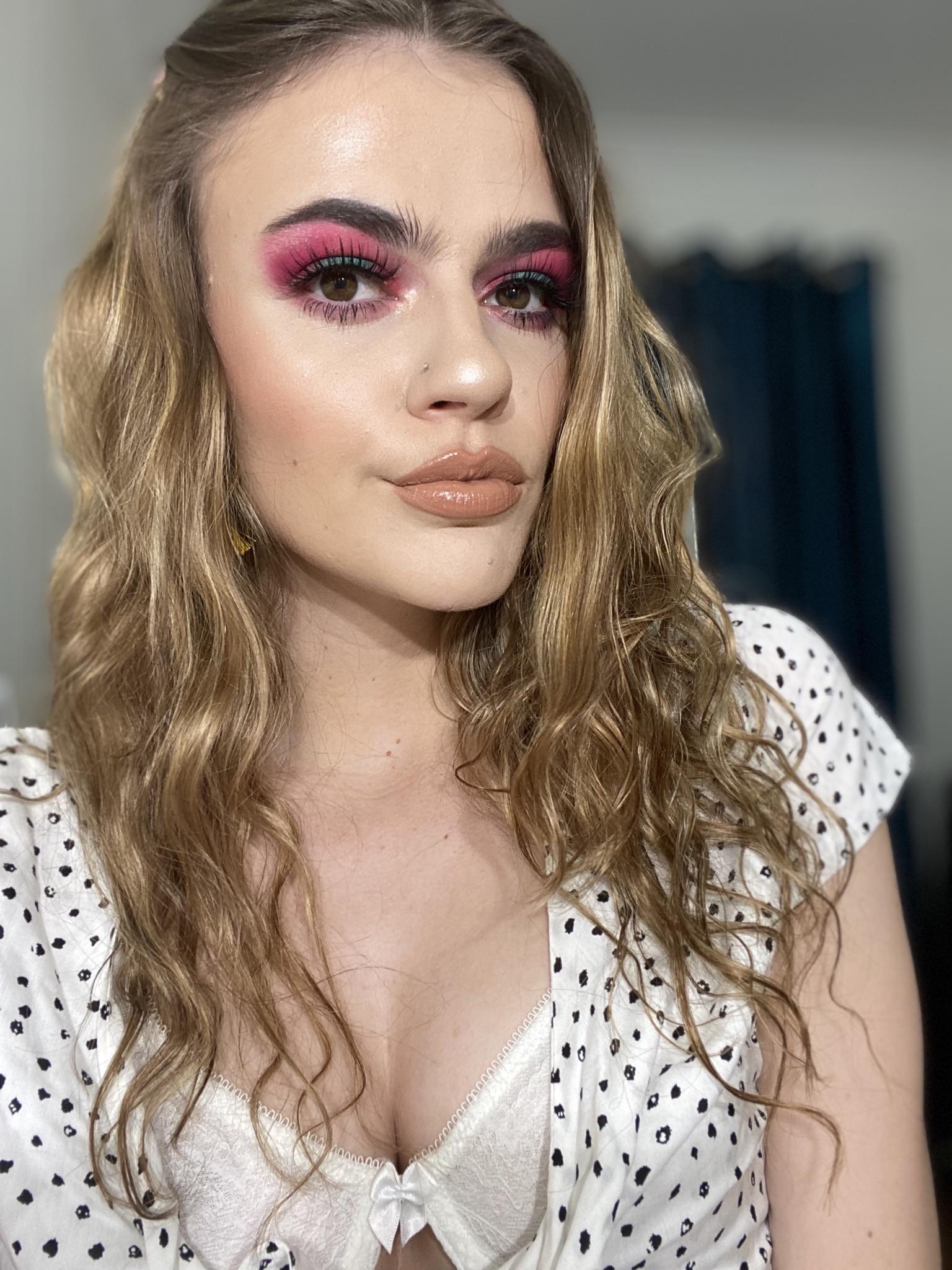 Feeling good as hell! Good makeup day & my boobs have gotten bigger I swear 🙈💋 | Scrolller