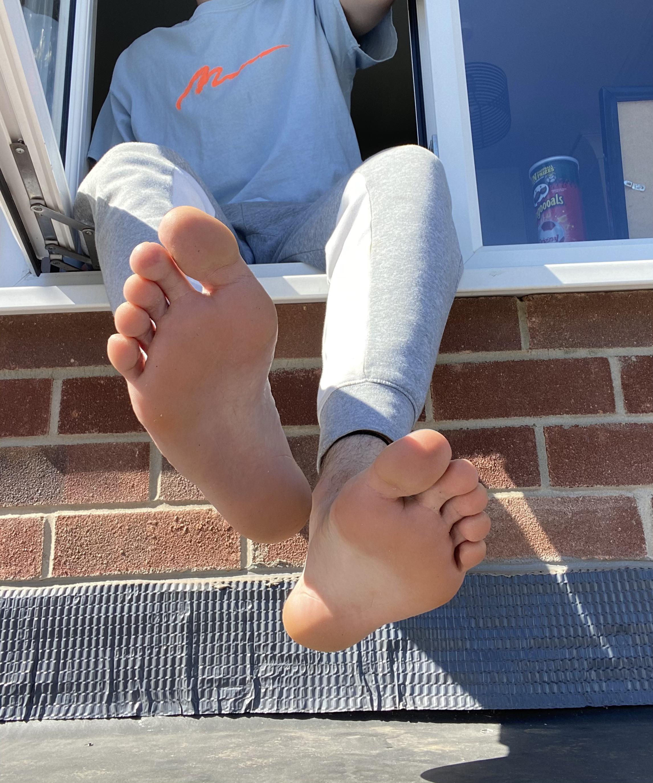feet out the window 🌞 | Scrolller