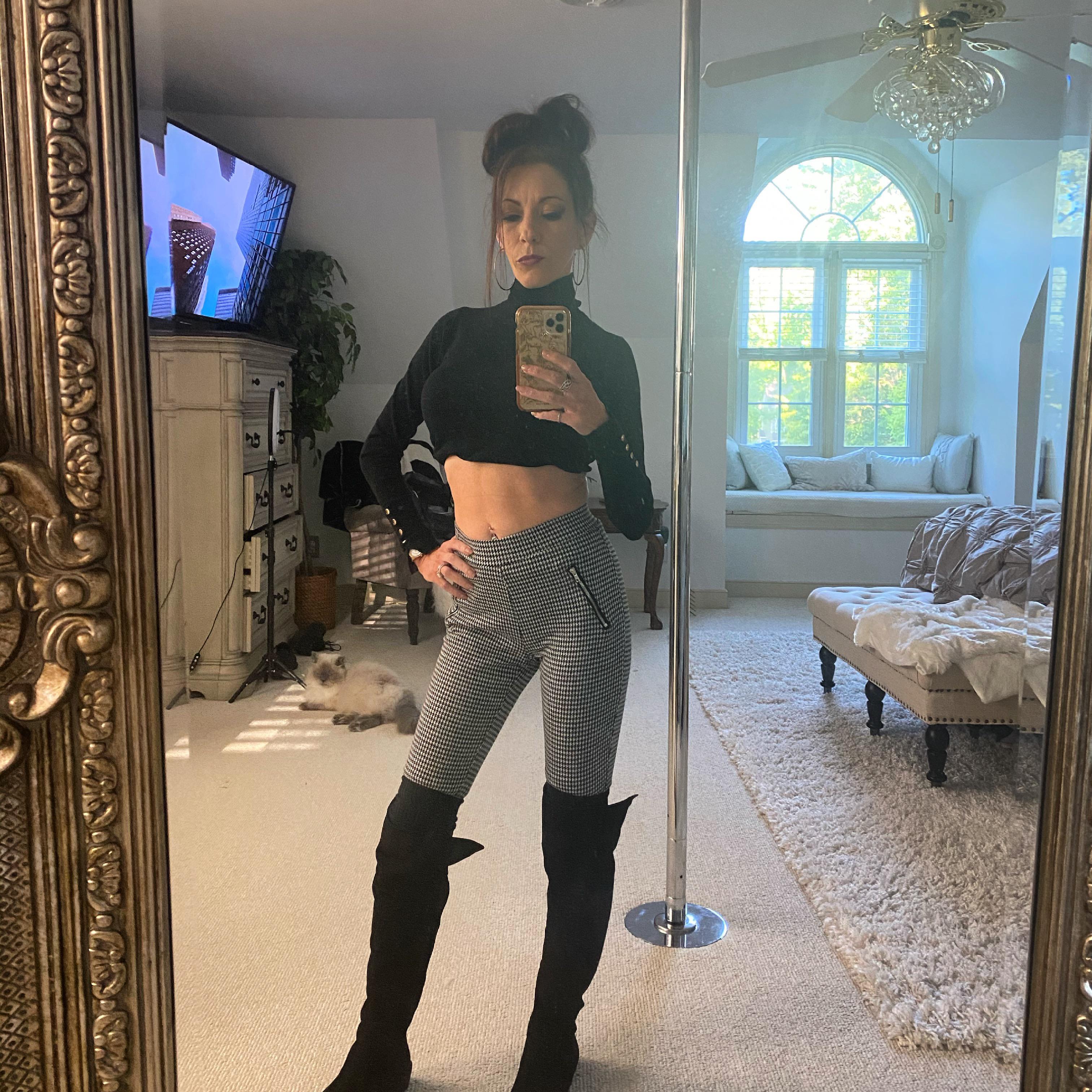 Female 42 Heading to work with a messy room and looking like a slutty Minnie Mouse 🤷🏻‍♀️ I’m ...