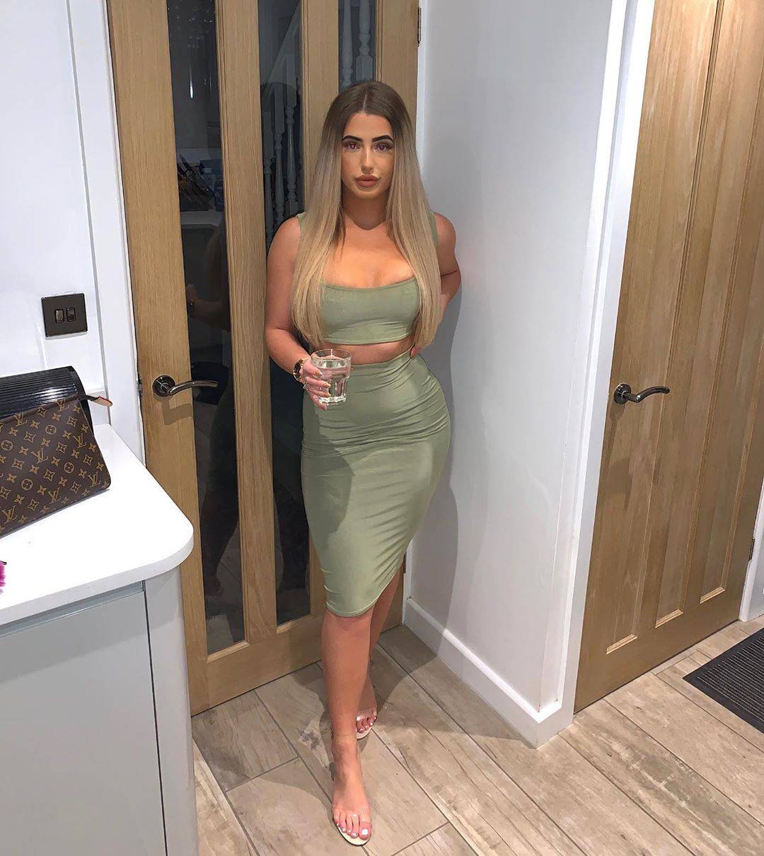 Figure hugging | Scrolller