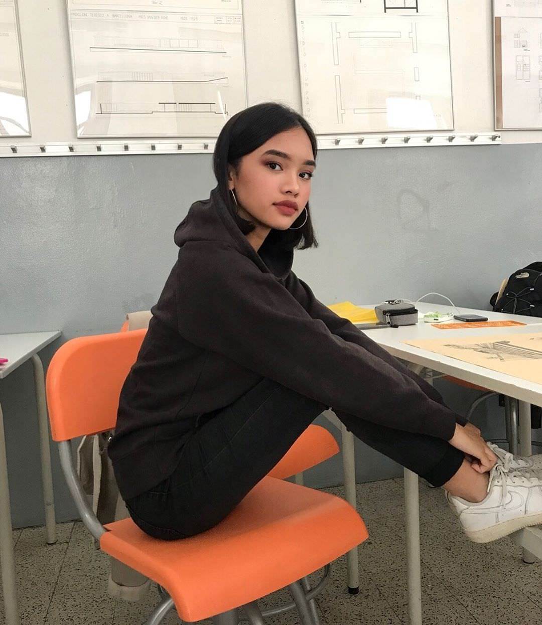 Filipina Italian Scrolller