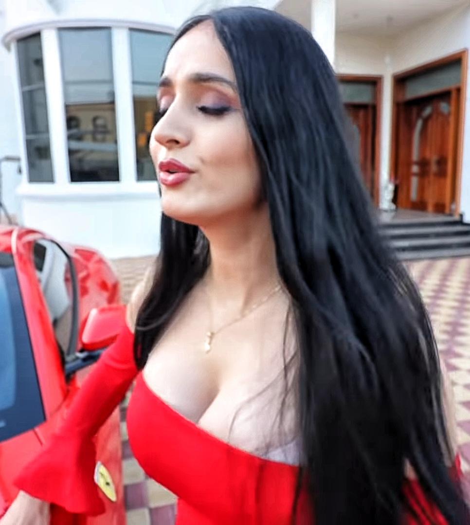 Filling her up | Scrolller