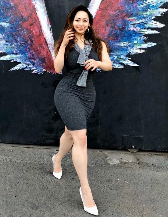 Fine AF, anyone know who she is? 🥵🥵🥵 | Scrolller