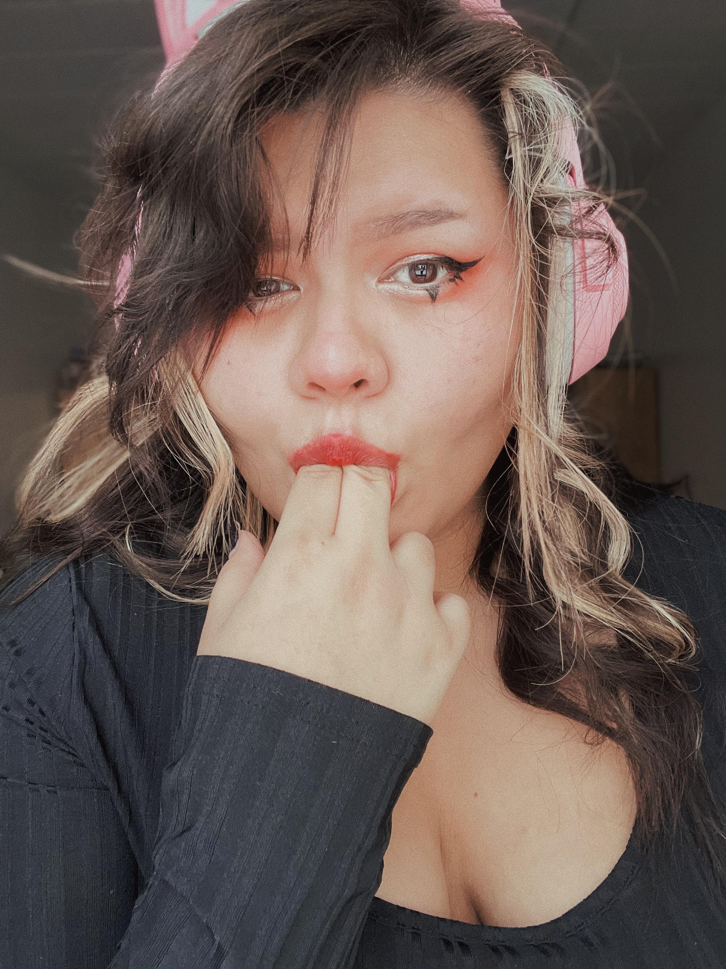 fingers 🤞🏼 | Scrolller