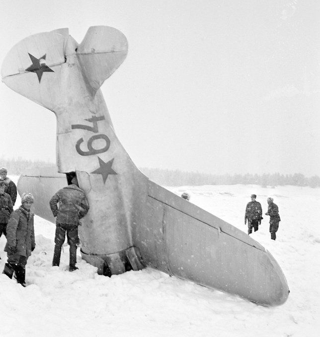 Finnish soldiers inspecting a crash landed Soviet Polikarpov I-16 (1941) [644x680] | Scrolller