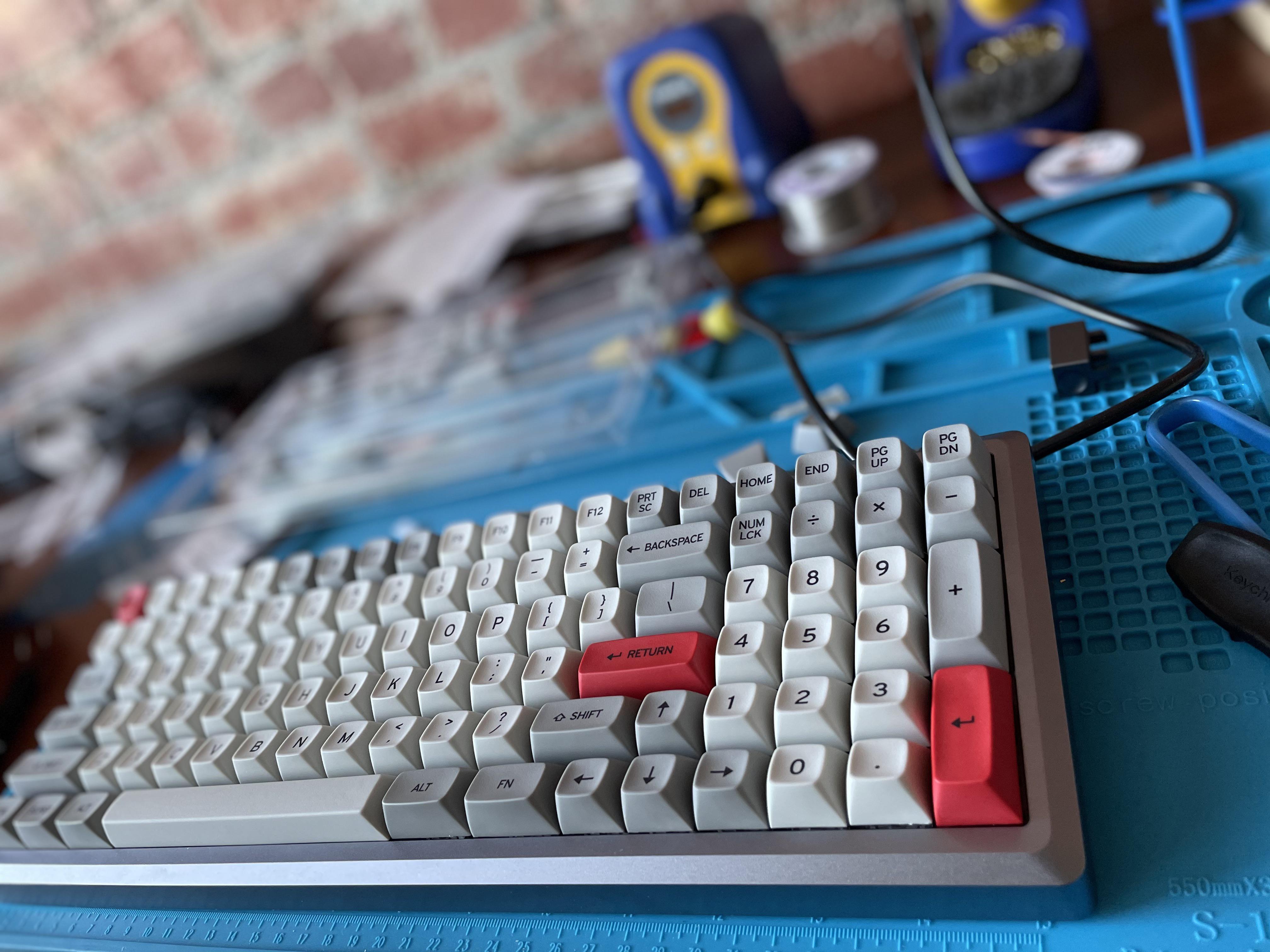 First custom mechanical keeb! Melody96, lubed/filmed Zealios V2 67g and dev/tty keycaps! | Scrolller