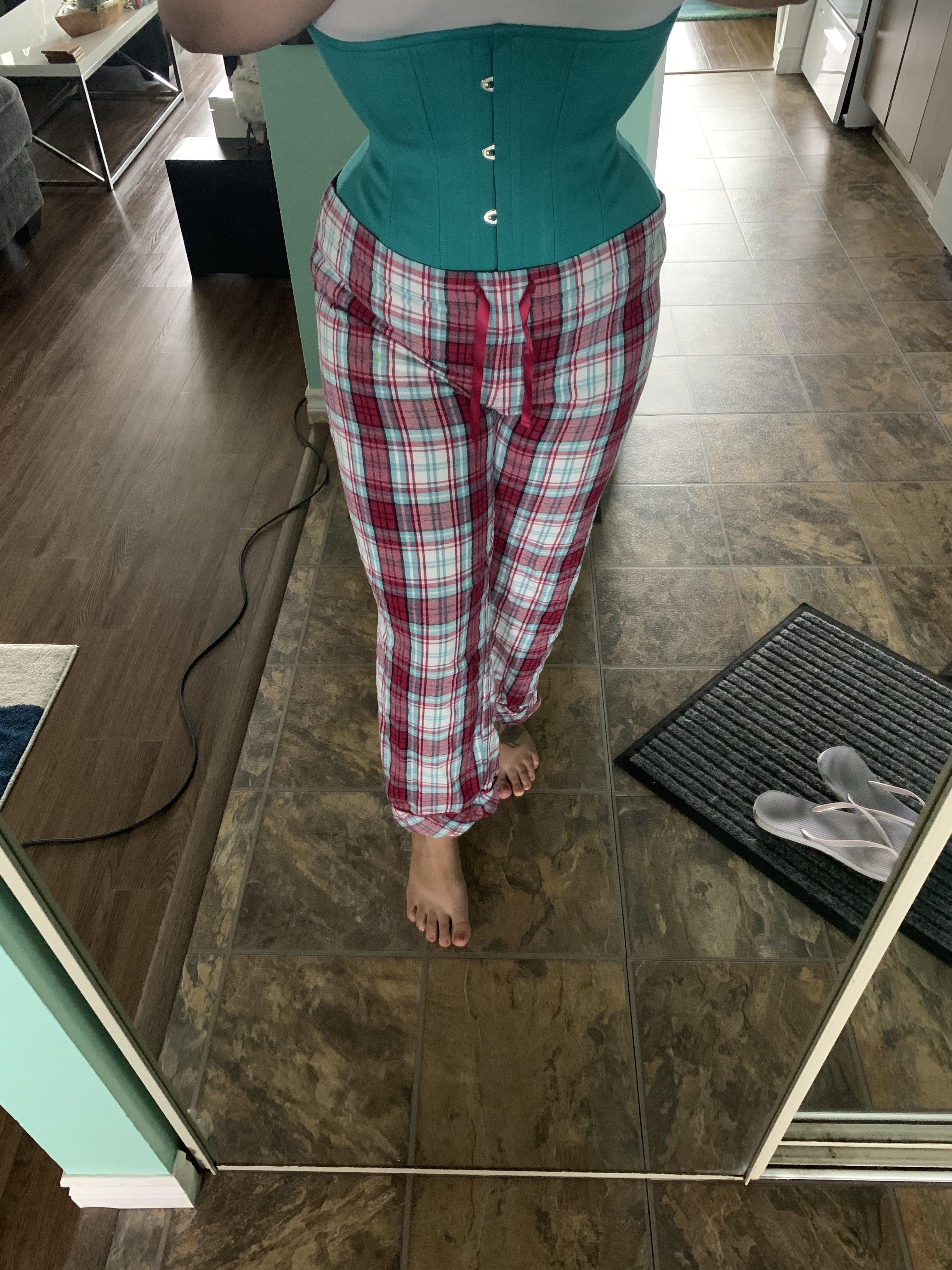 First day in my new corset. It’s a touch too big in the ribs but it’s a start | Scrolller