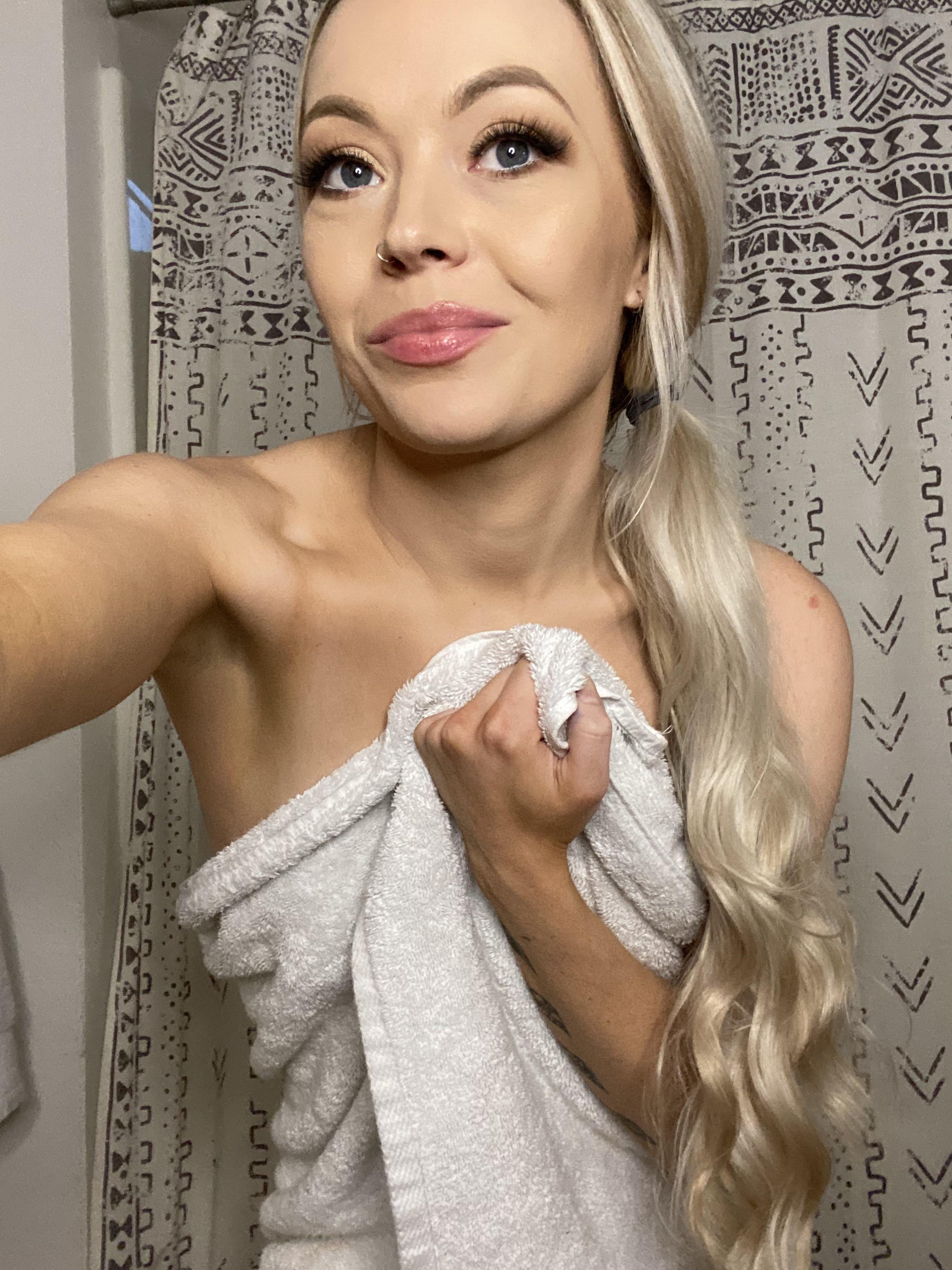 First time posting here! Hope you like my towel tease 💋 | Scrolller