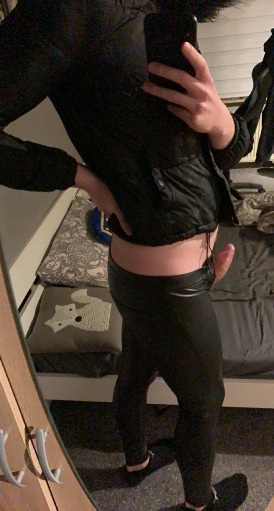 First time showing my little pp hard, what u think? 🥺👉🏻👈🏻 (DM) | Scrolller