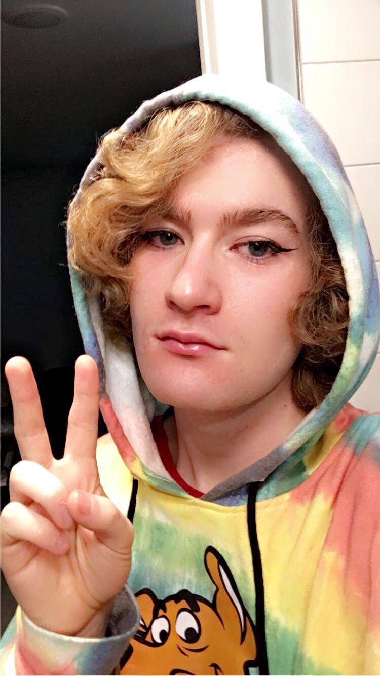 First time using makeup 🤗 | Scrolller