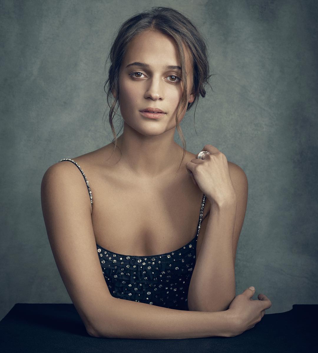 Fixing her strap | Scrolller