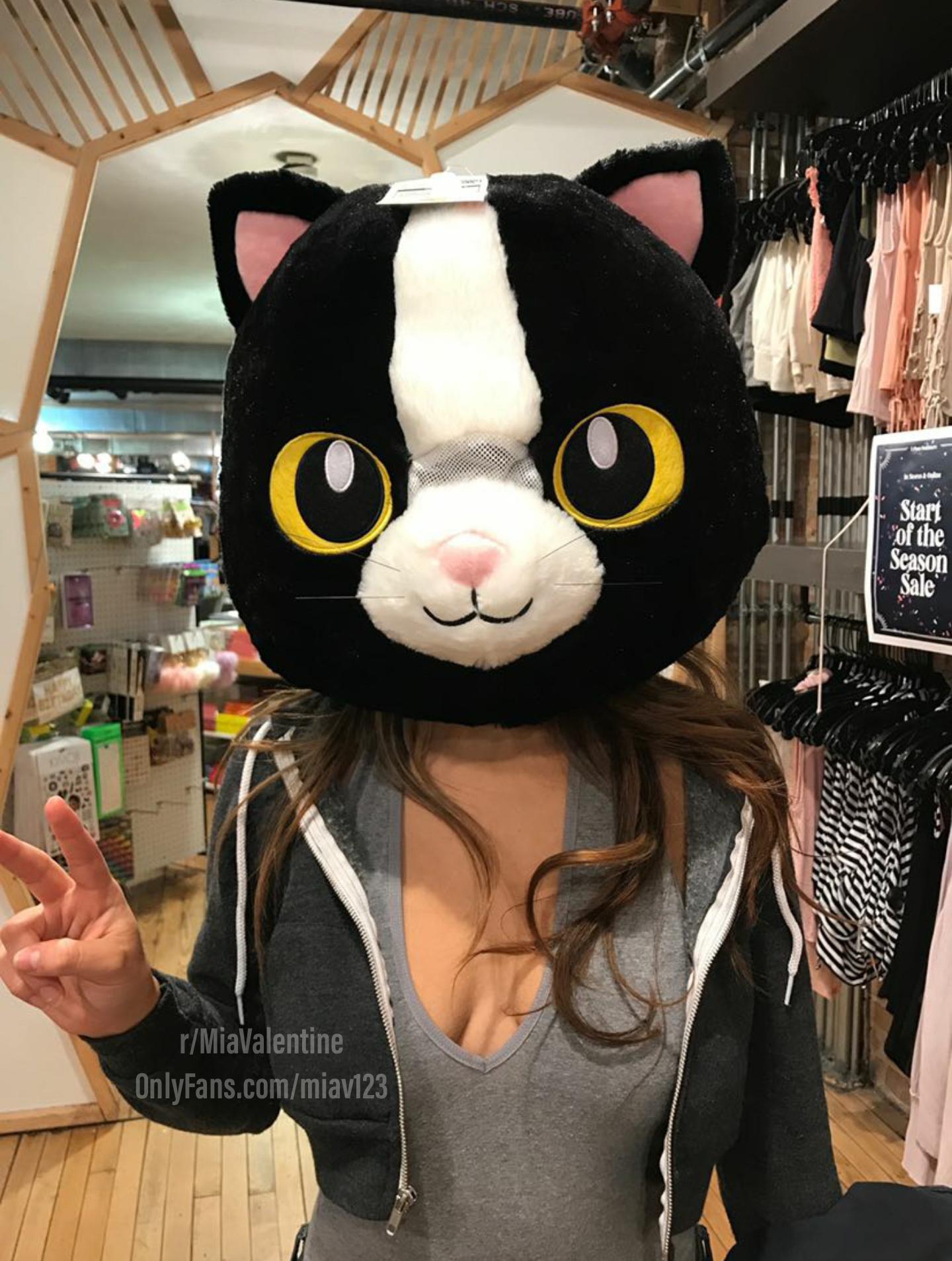 Flashback Friday: Hello Kitty 🐱 | Scrolller