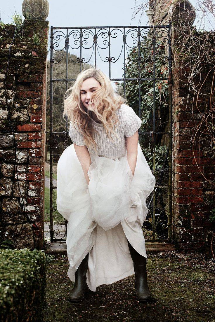 Flashing her boots | Scrolller