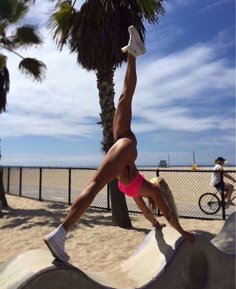 Flexible girl | Scrolller