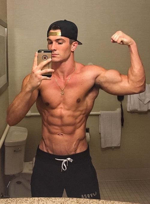 Flexing (X-Post /r/guysinsweatpants) | Scrolller