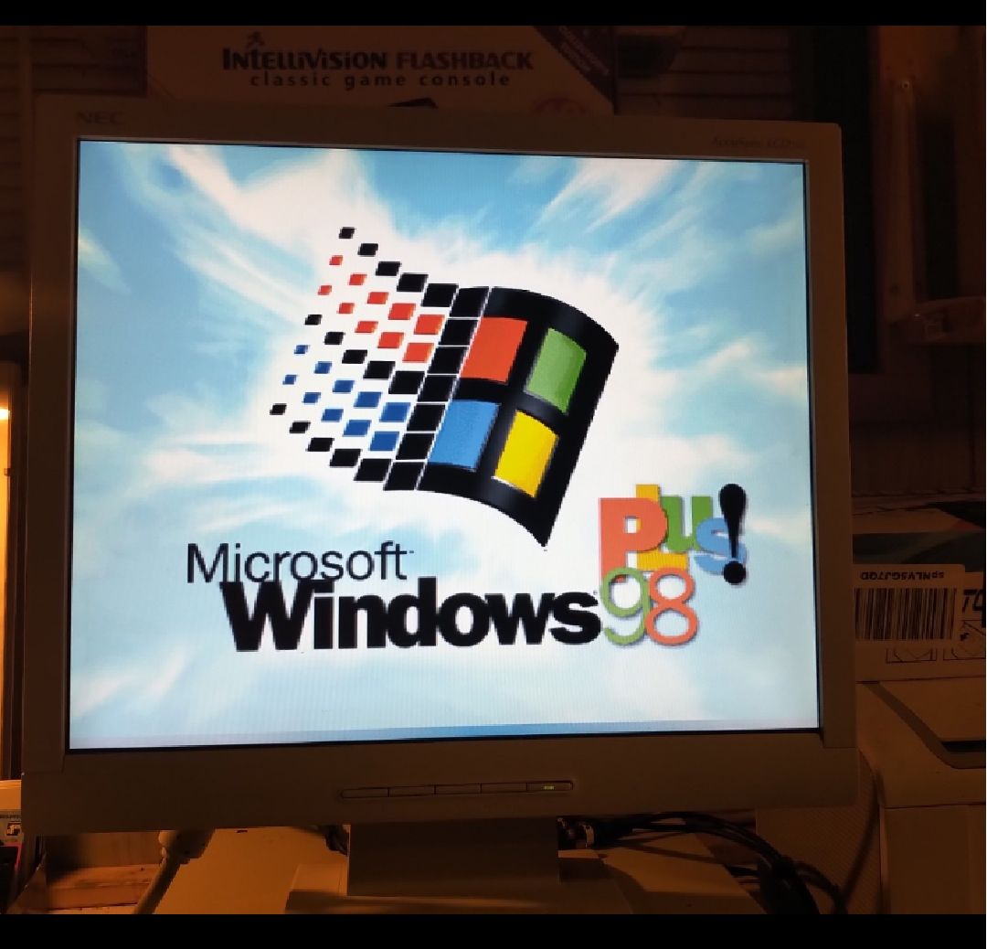 Fresh install of Windows 98 Plus | Scrolller