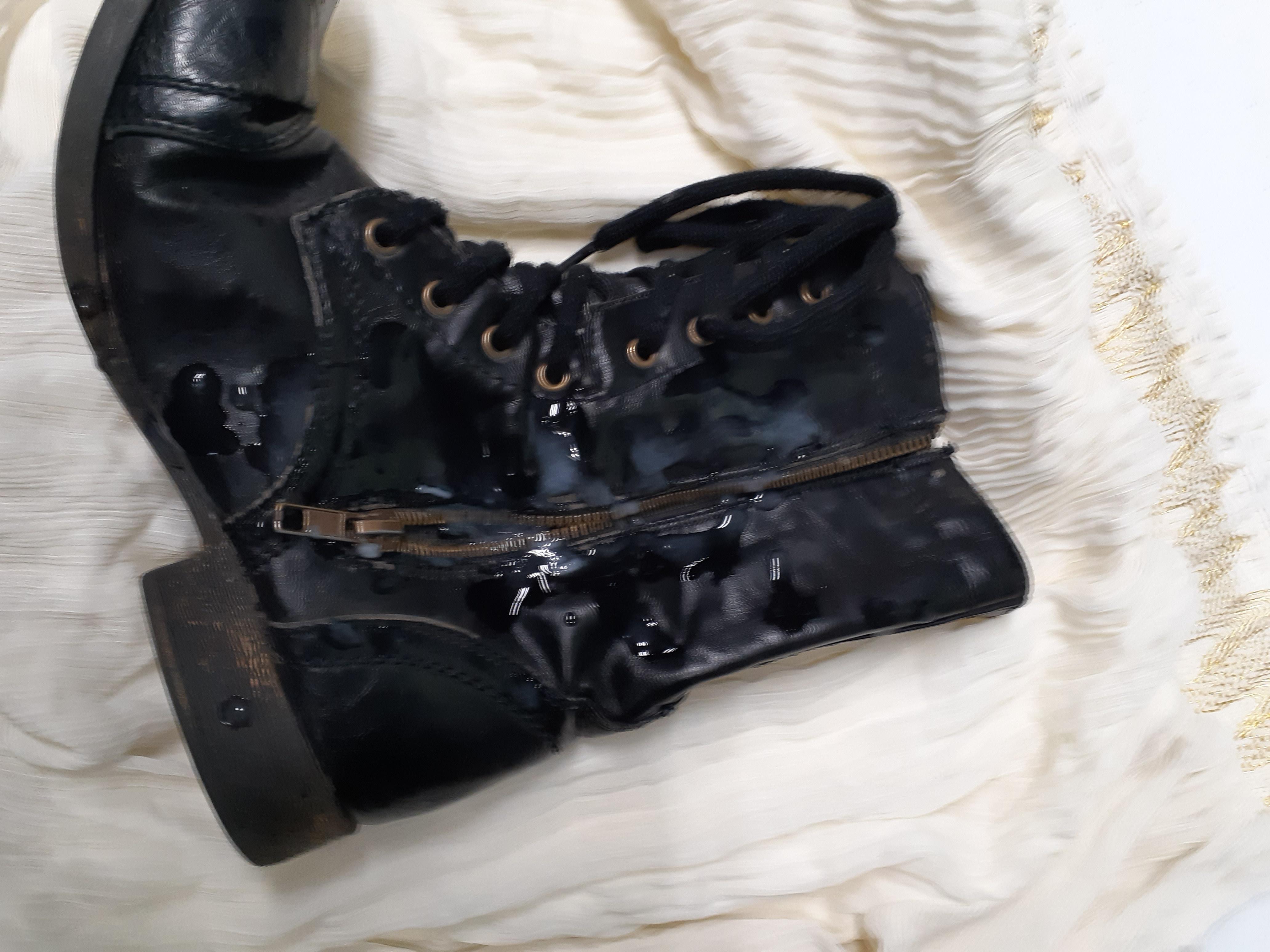 Friends boot | Scrolller