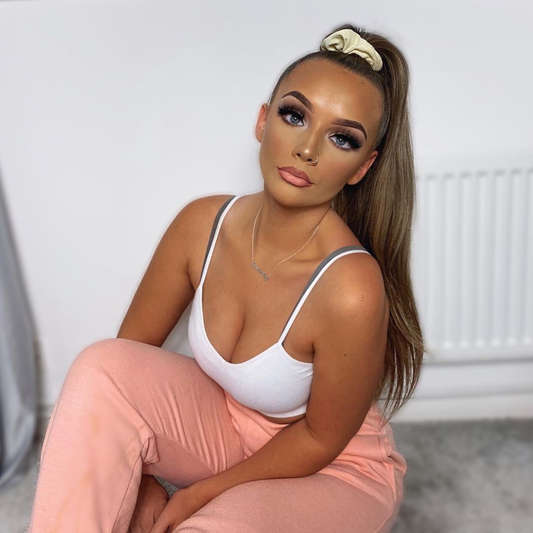 Full face of makeup | Scrolller