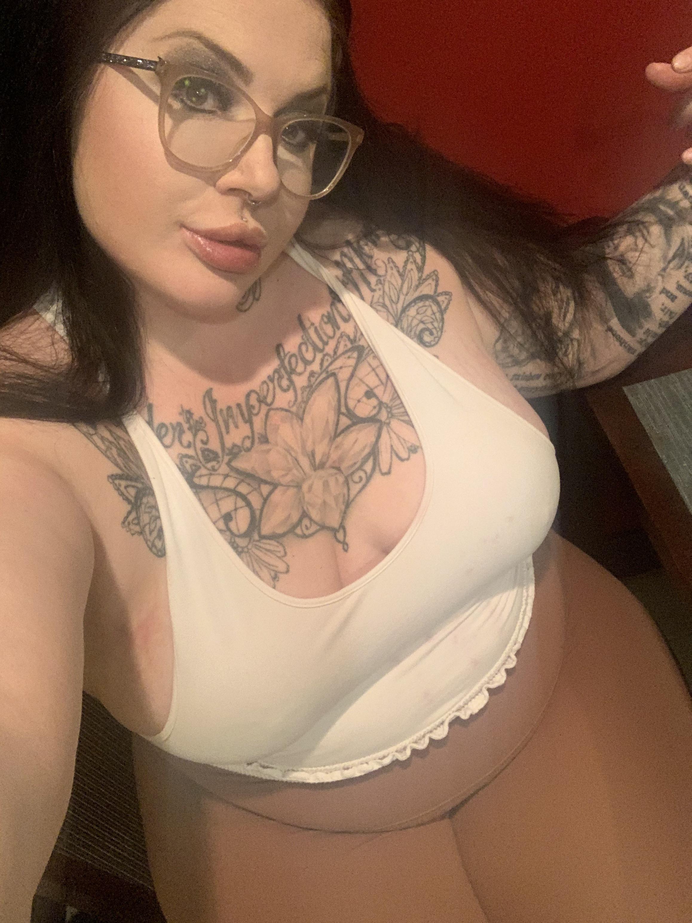 Fun fact: I NEVER wear bras 🌚 | Scrolller