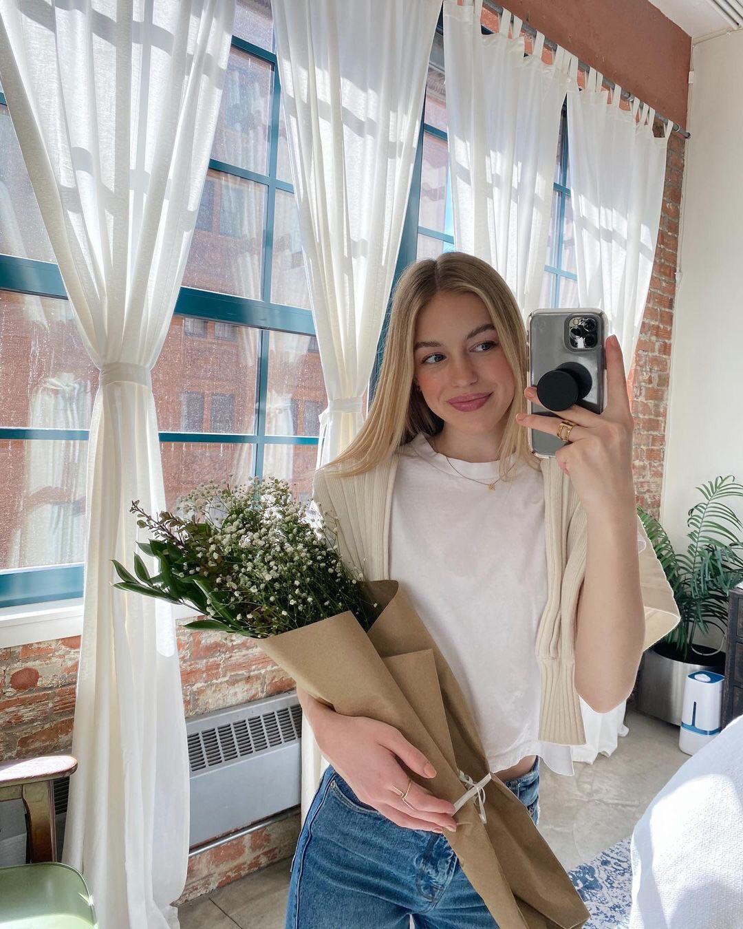 Gabby C Thomas | Scrolller