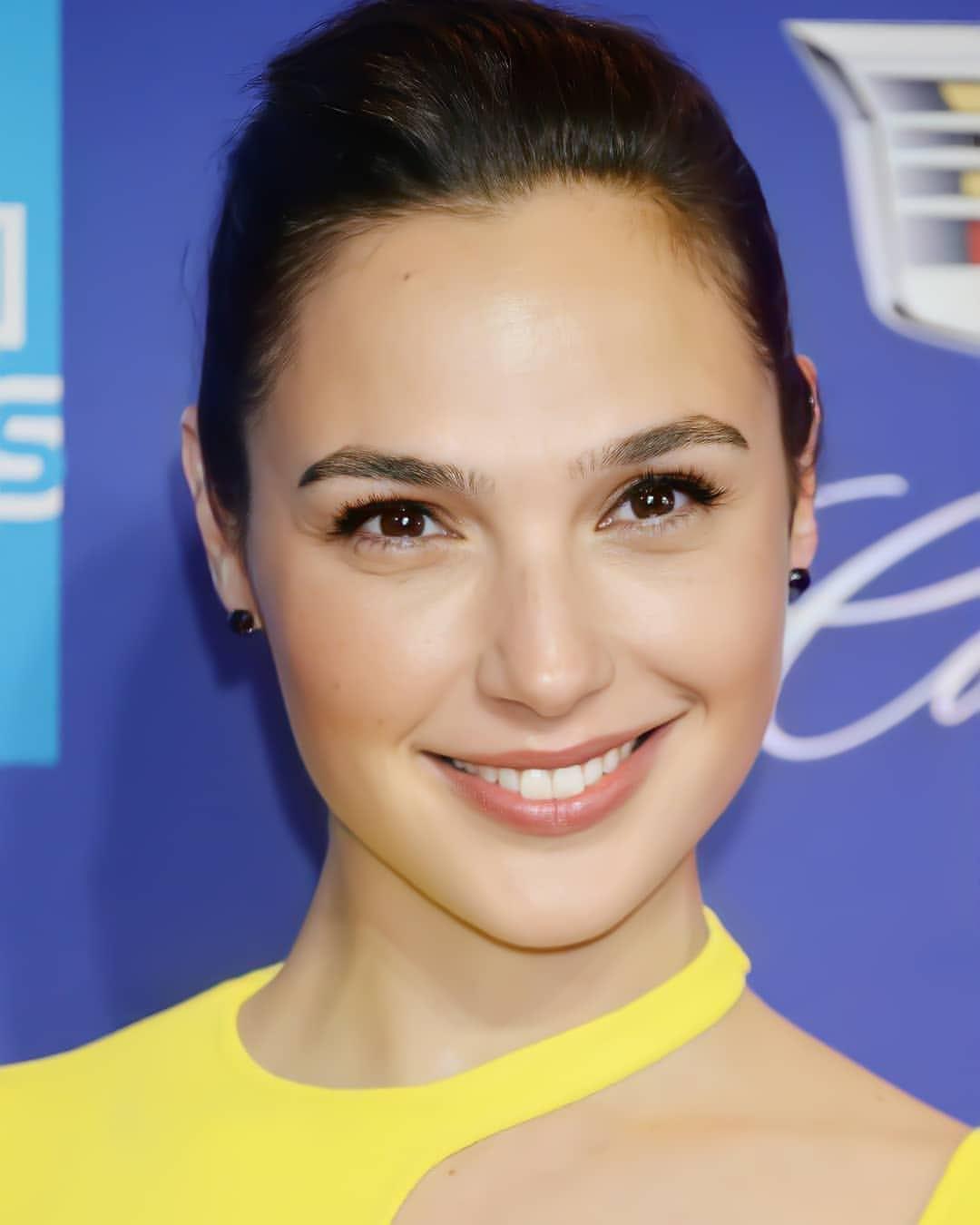 Gal smiles | Scrolller