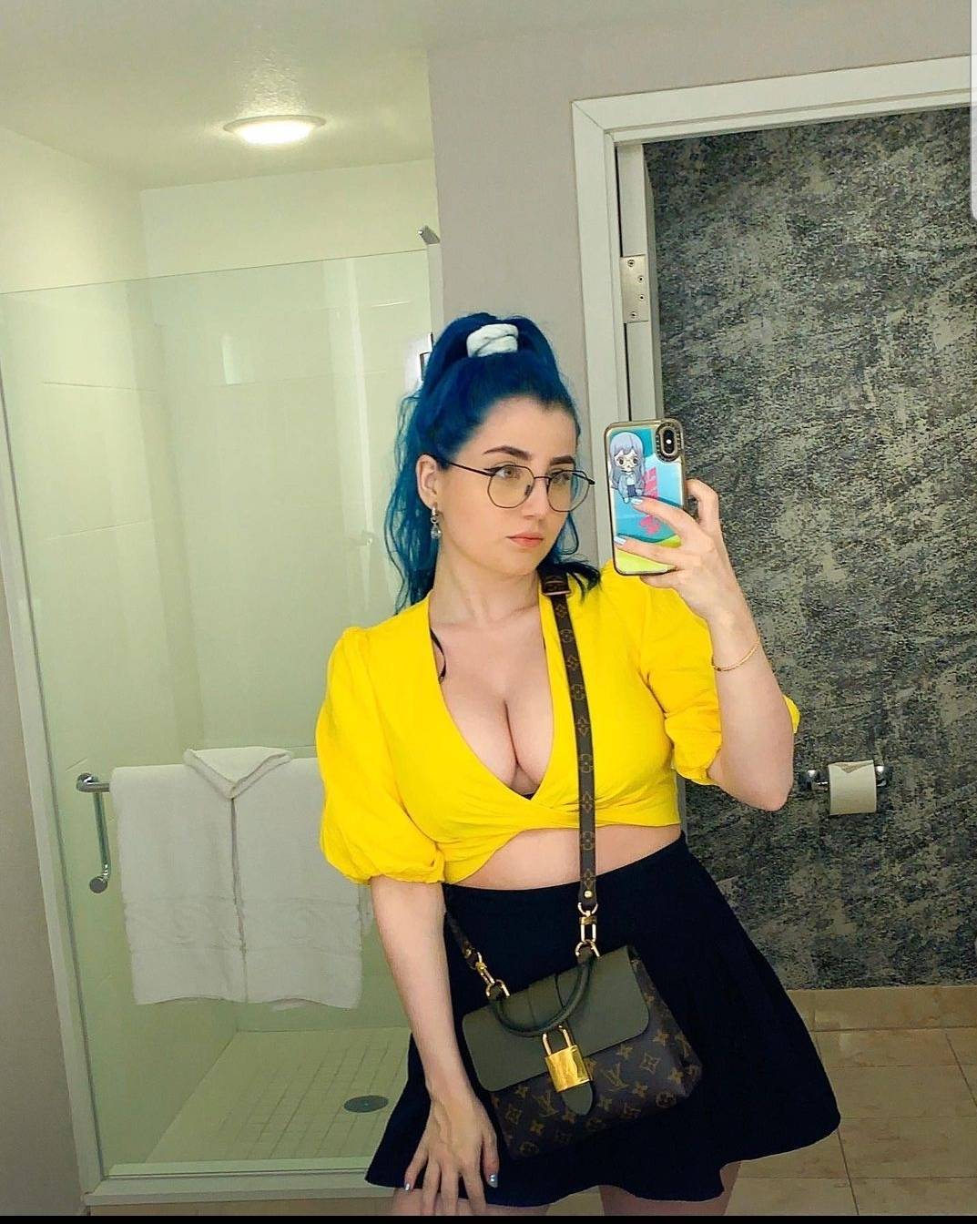 Gee Nelson | Scrolller