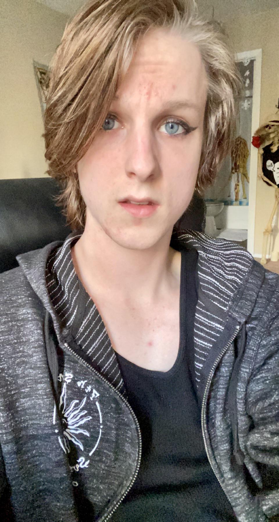 Gender fluid, do you think I could pass if I tried? | Scrolller