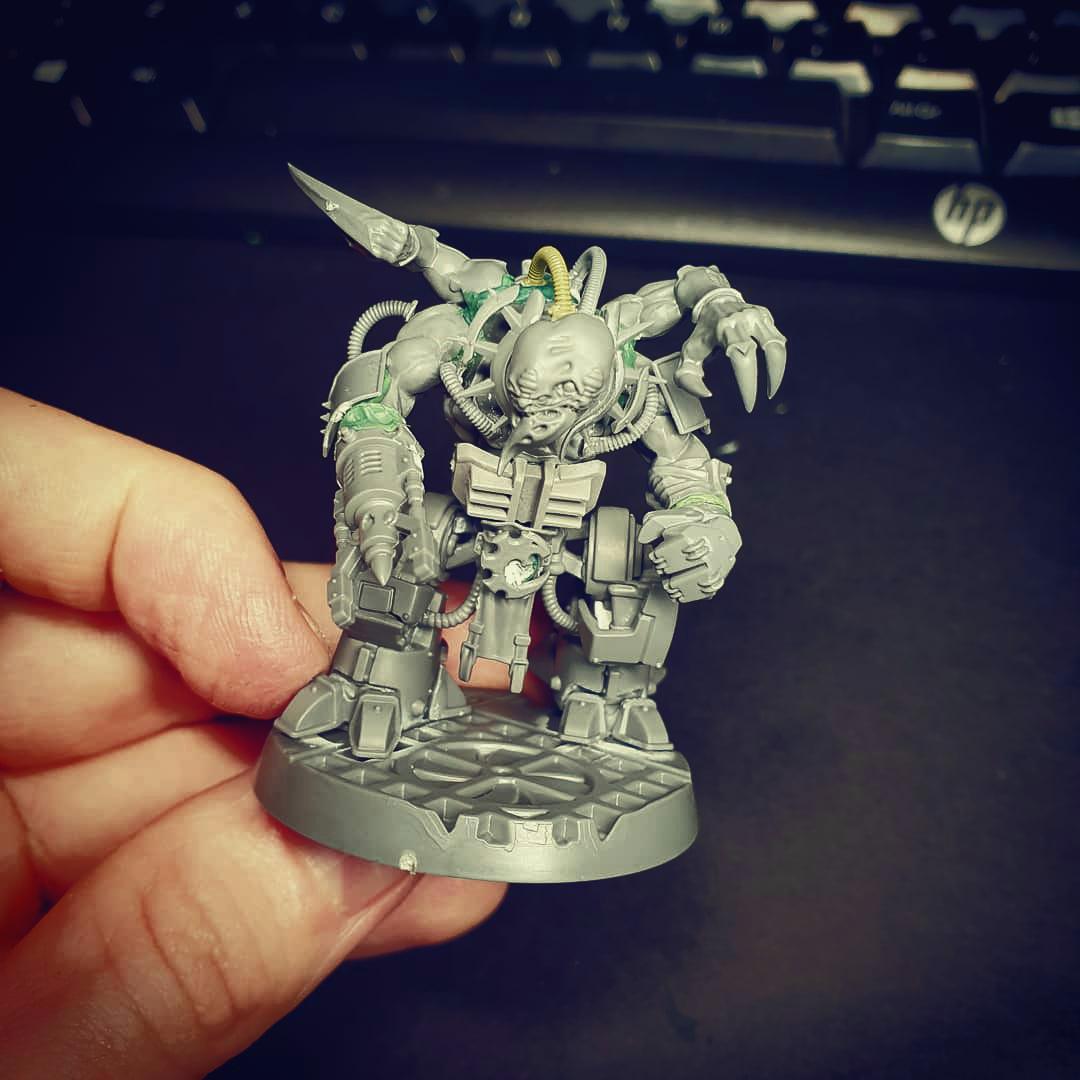 Genestealer-infected Servitor Ogryn kitbash. | Scrolller