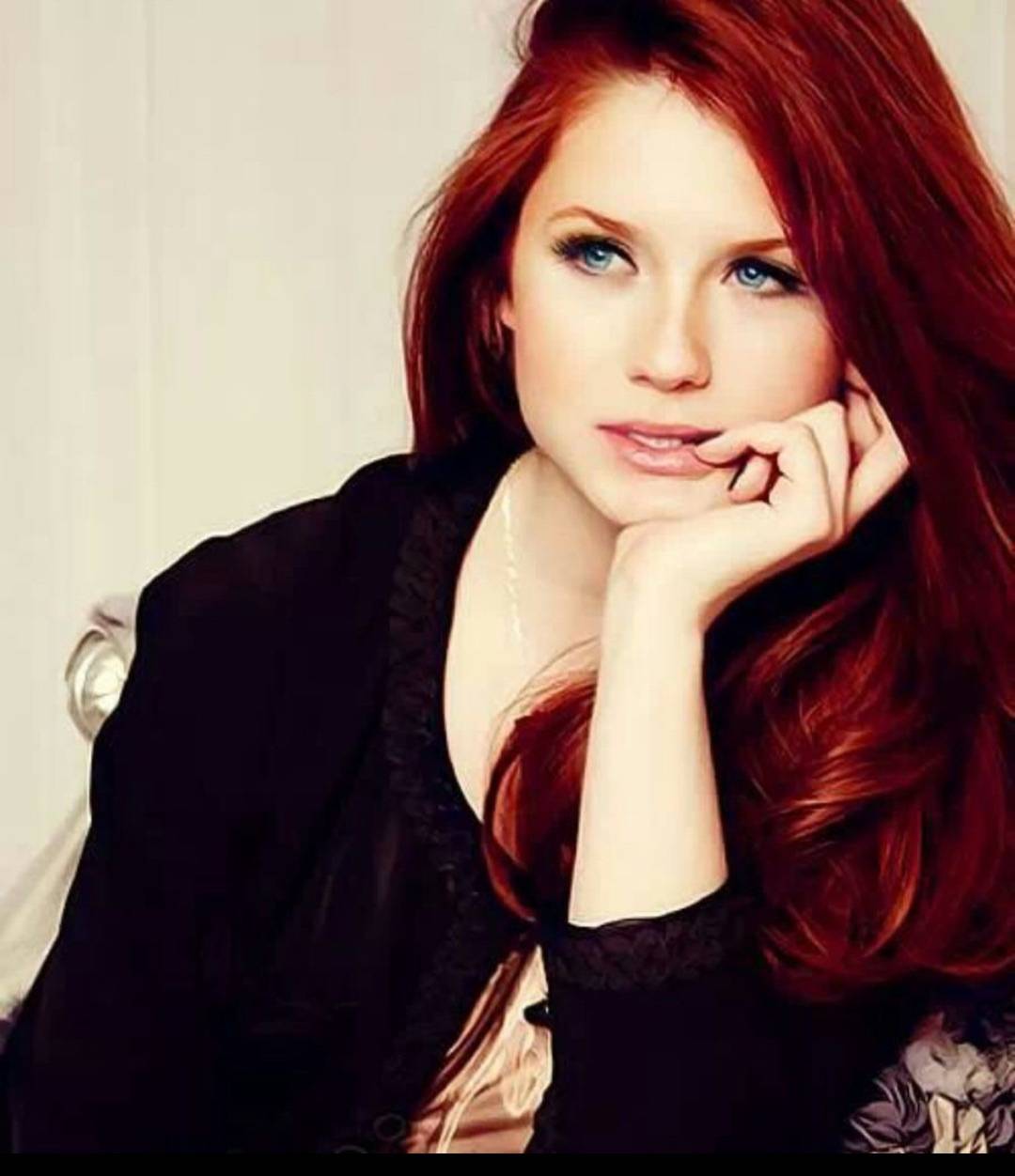 Ginny Weasley all grown up. | Scrolller
