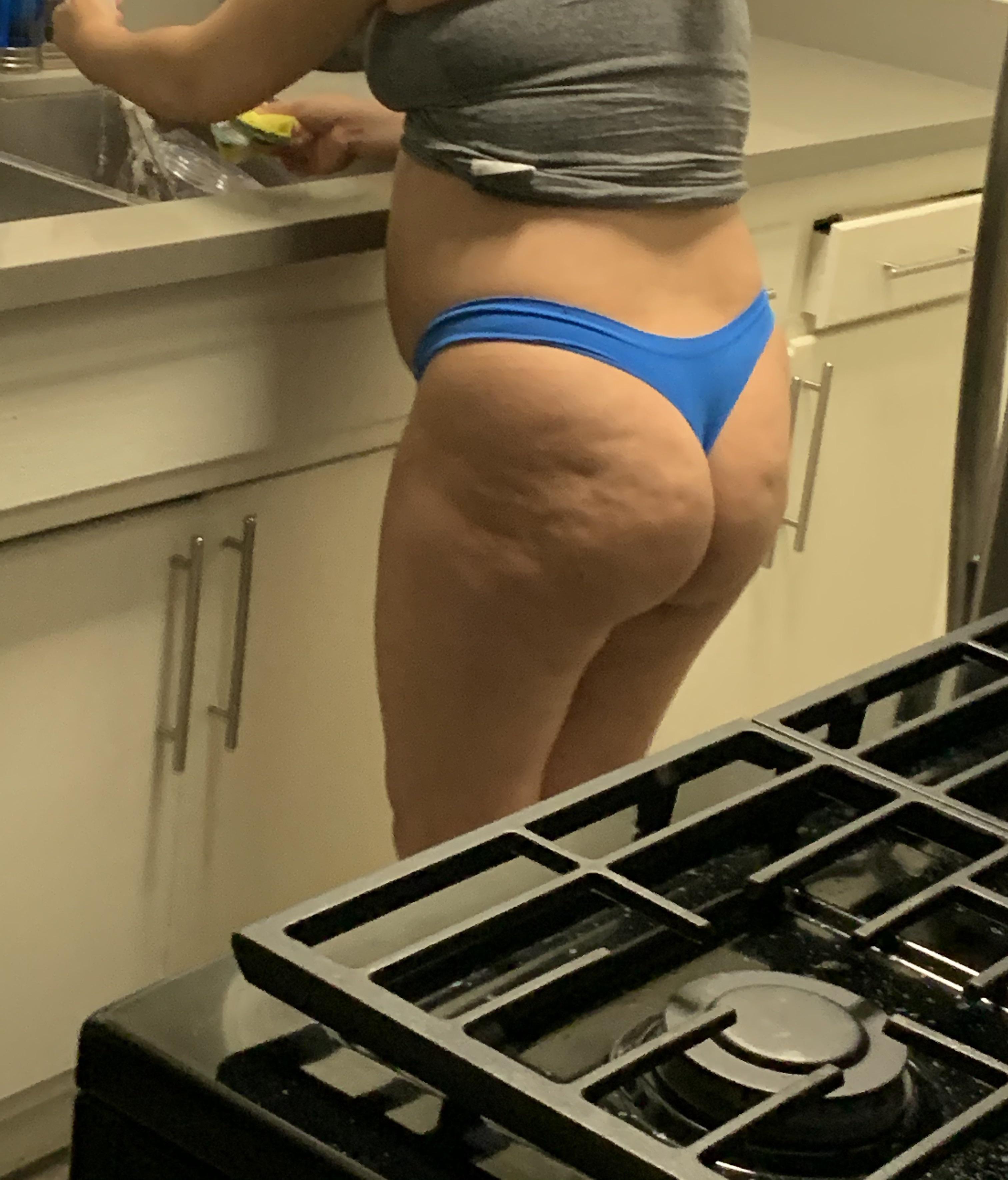 Girlfriend washing dishes , what do you think | Scrolller