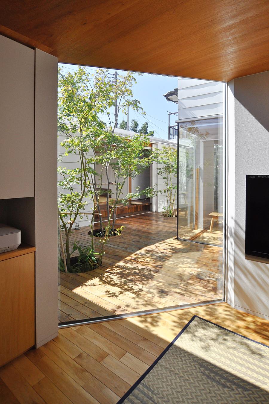 Glass pane bisecting this room to make a courtyard. Otsuki House in ... Glass pane bisecting this room to make a courtyard. Otsuki House in ...
