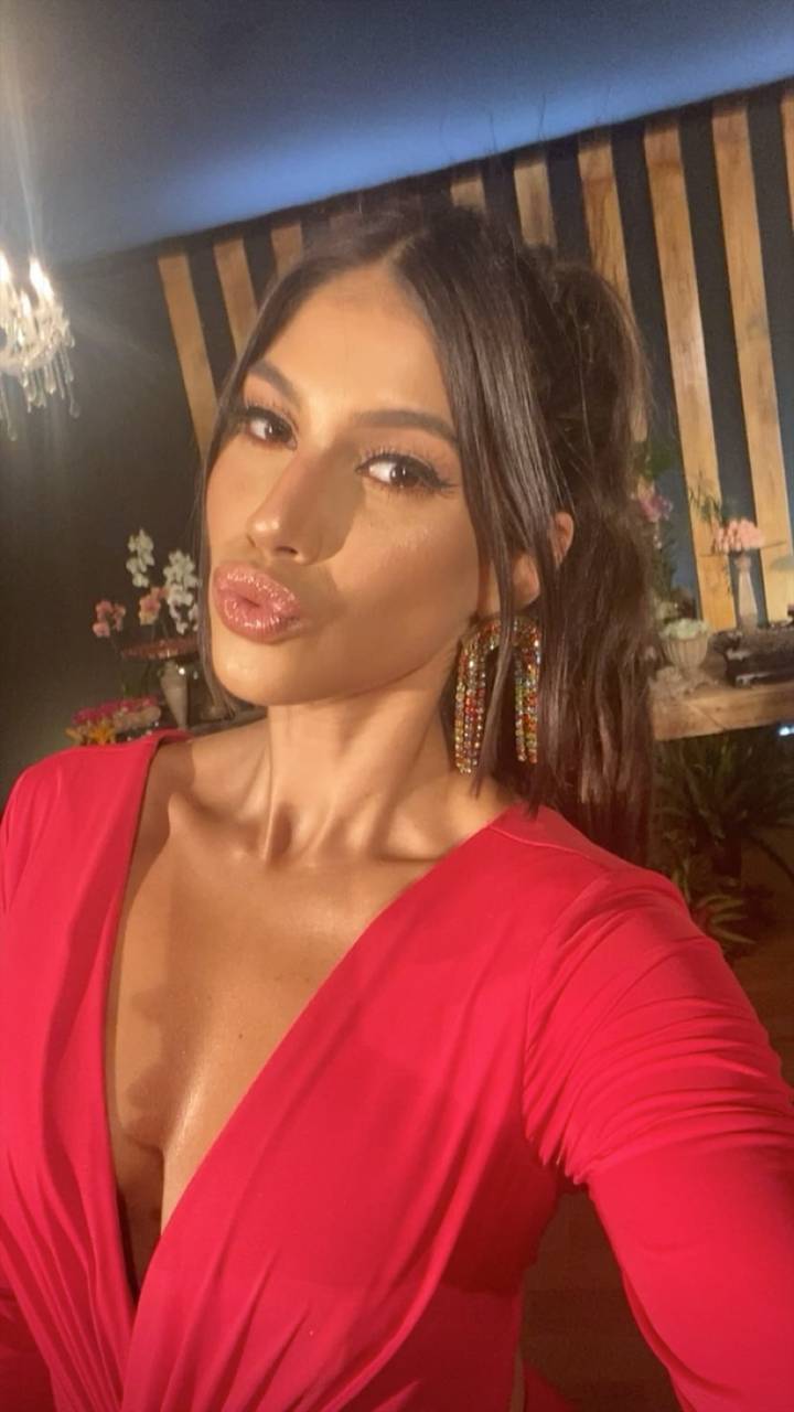 Glossy lips | Scrolller