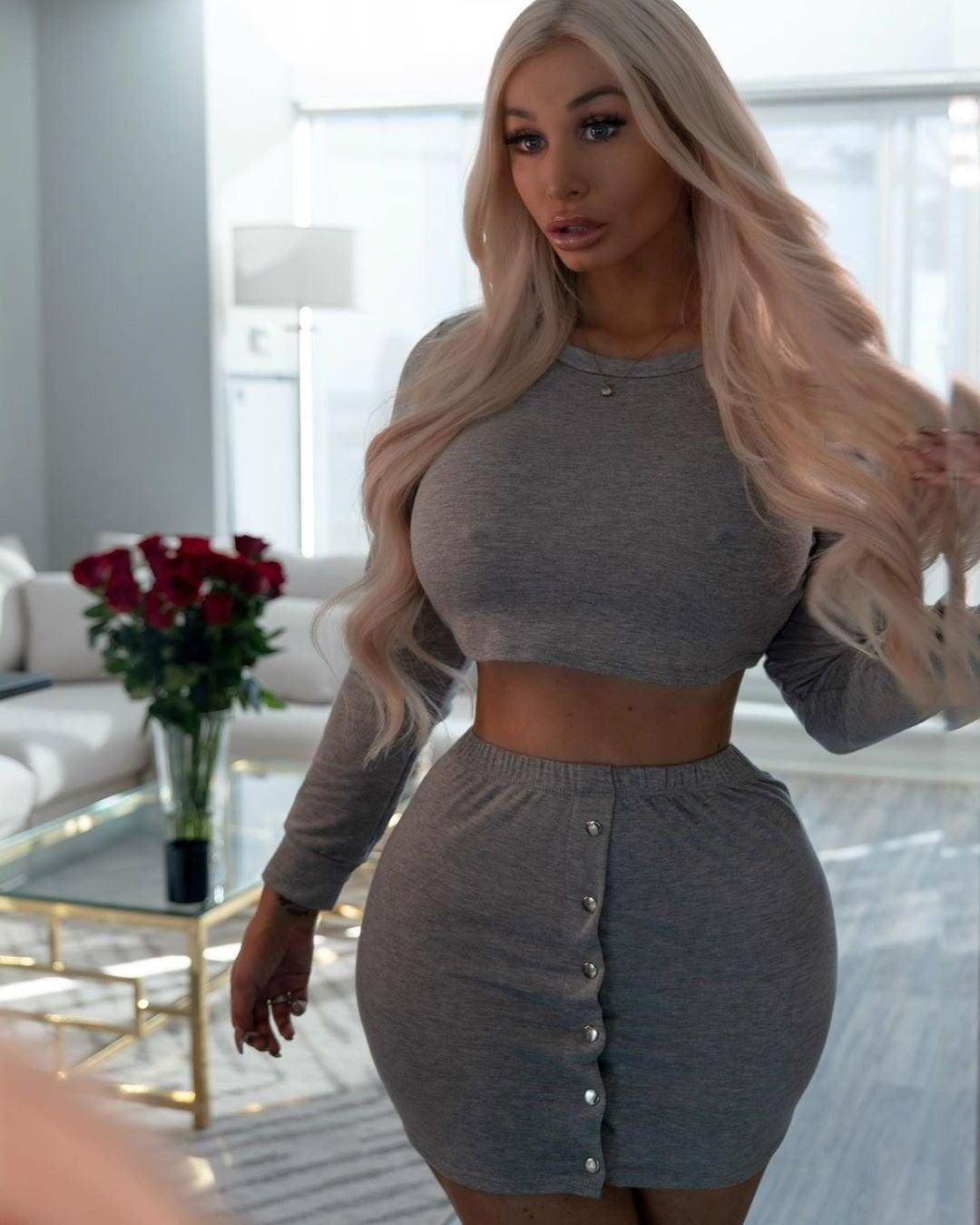 Goddess with perfect Lips | Scrolller