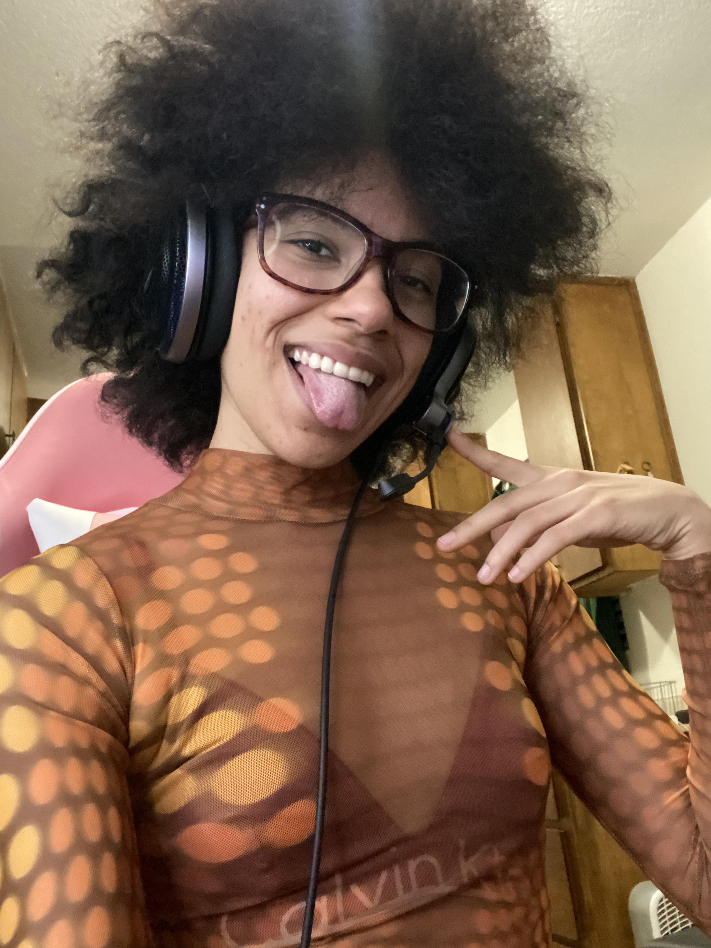 The world needs more dorky gamer selfies | Scrolller