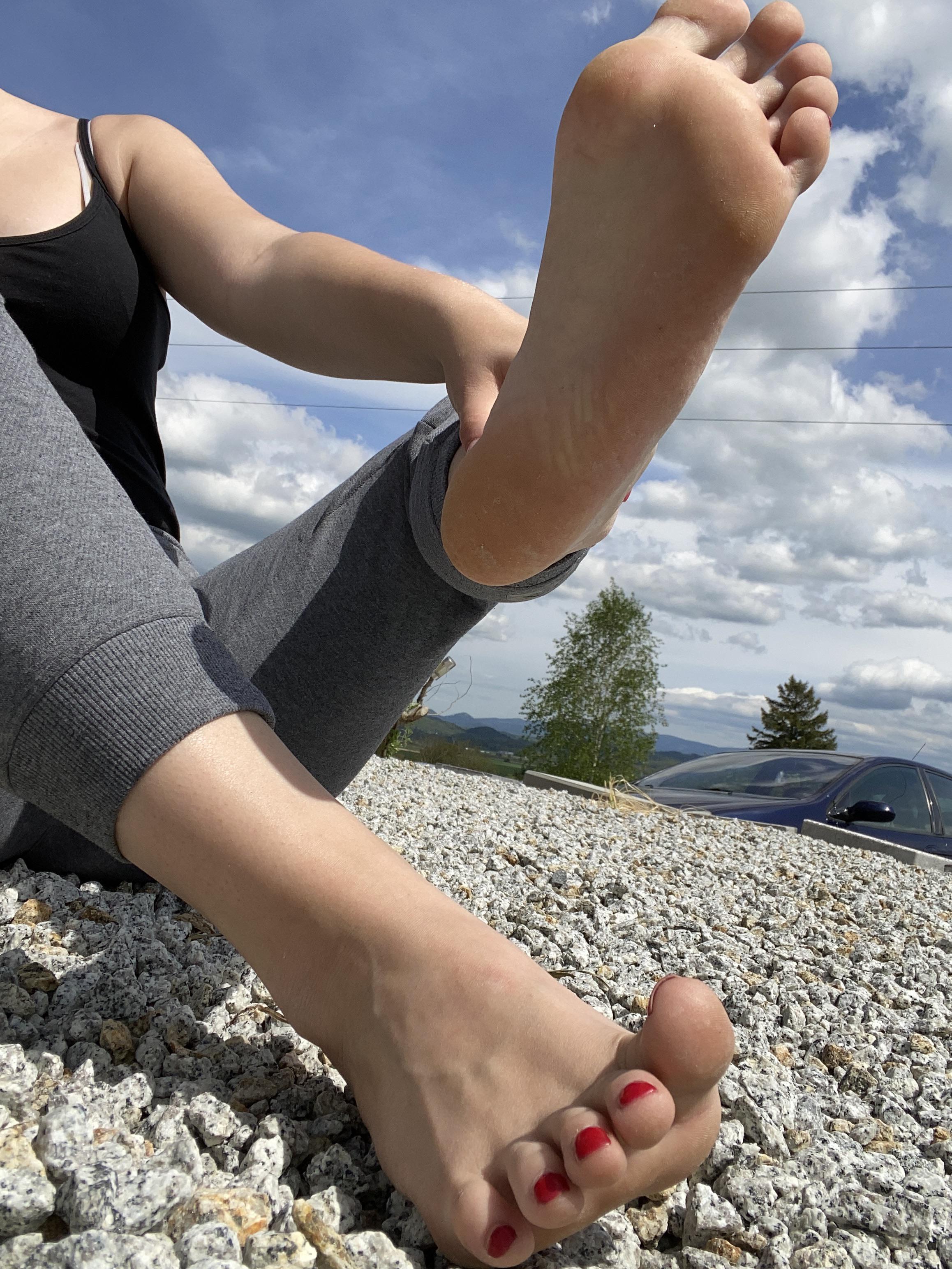 Good morning guys ☀️☀️ barefoot walking is my hobby 😉 | Scrolller