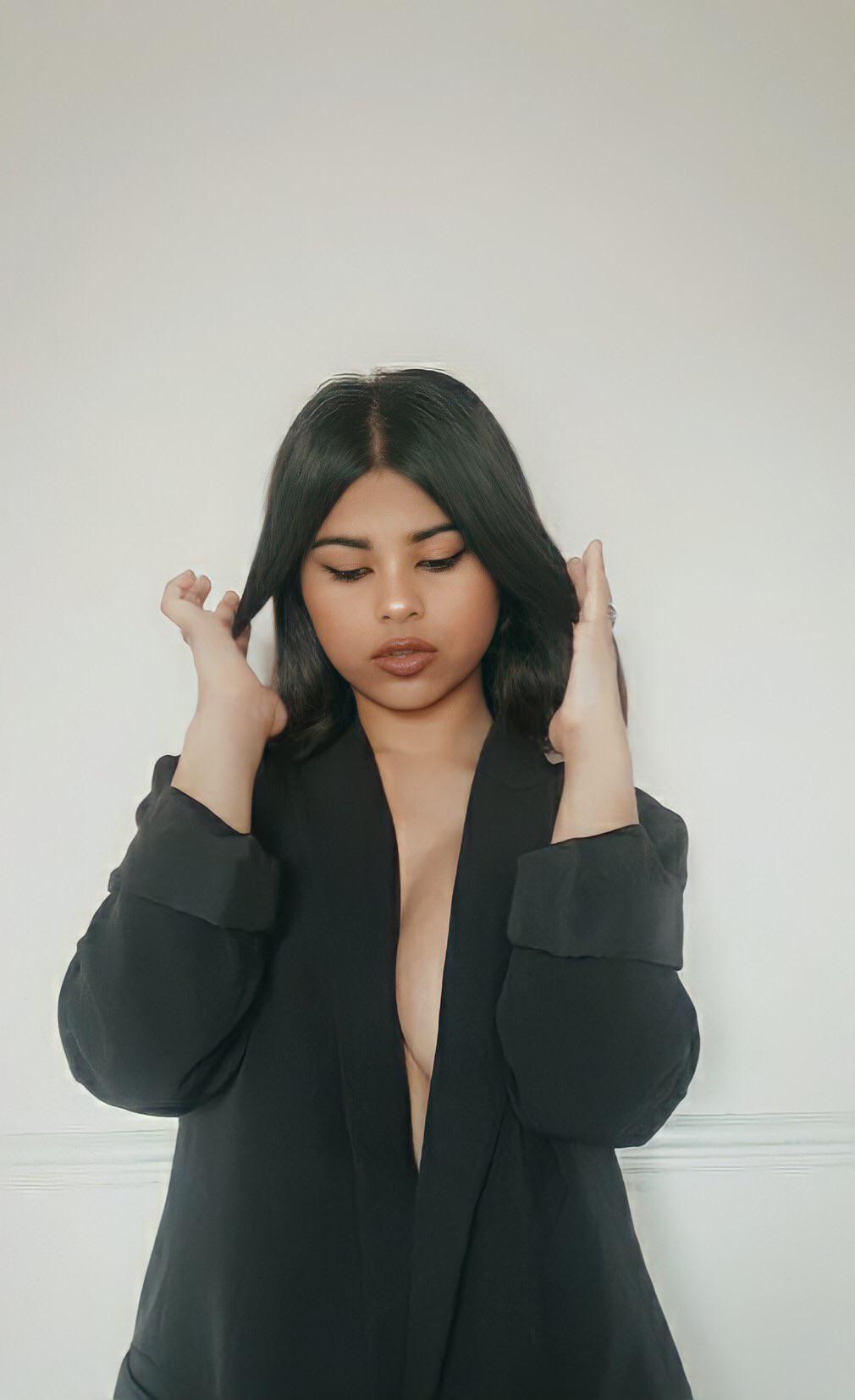 Busty Pakistani. Cleavage about to tease through her blazer. 🥵😍😭🥰 | Scrolller
