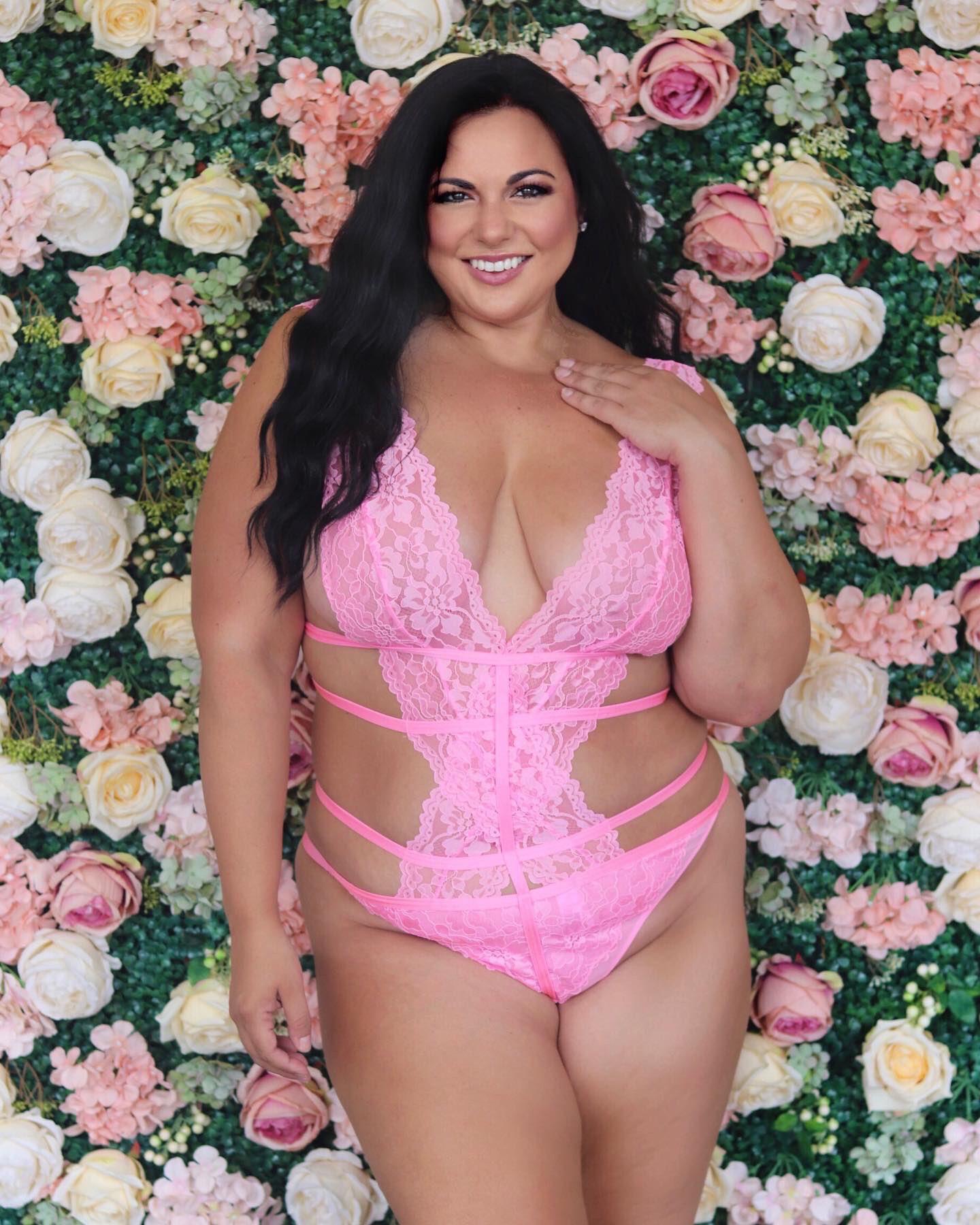 Gorgeous Stephanie Mallick aka Bella Bombshel | Scrolller