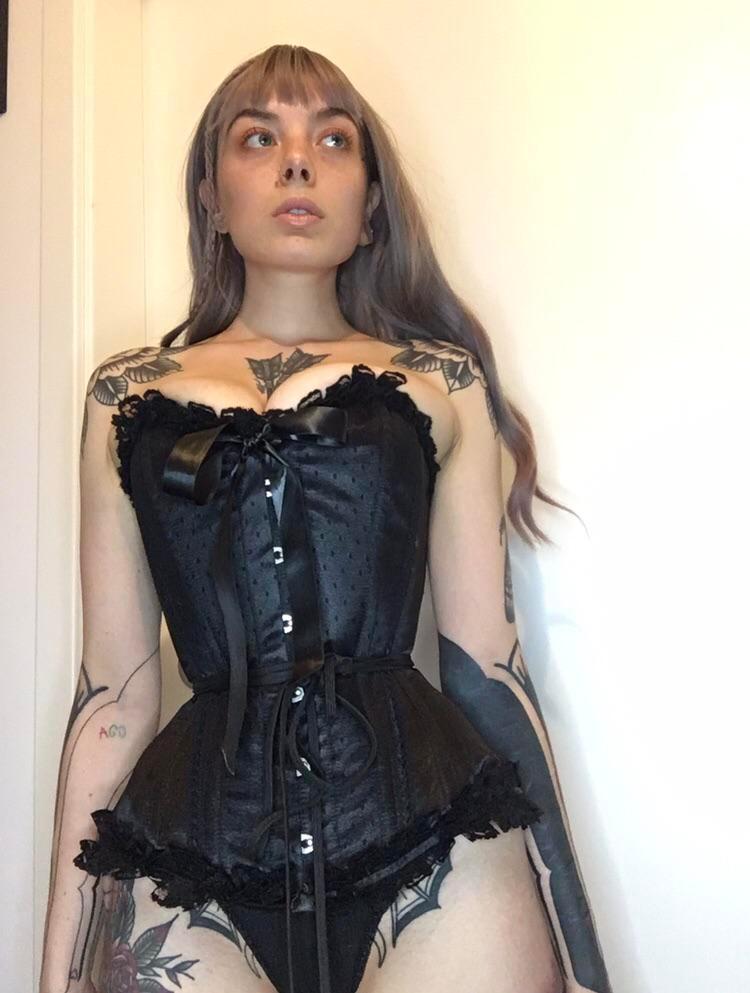 🔥 Big boobs, tiny waist 🔥 | Scrolller