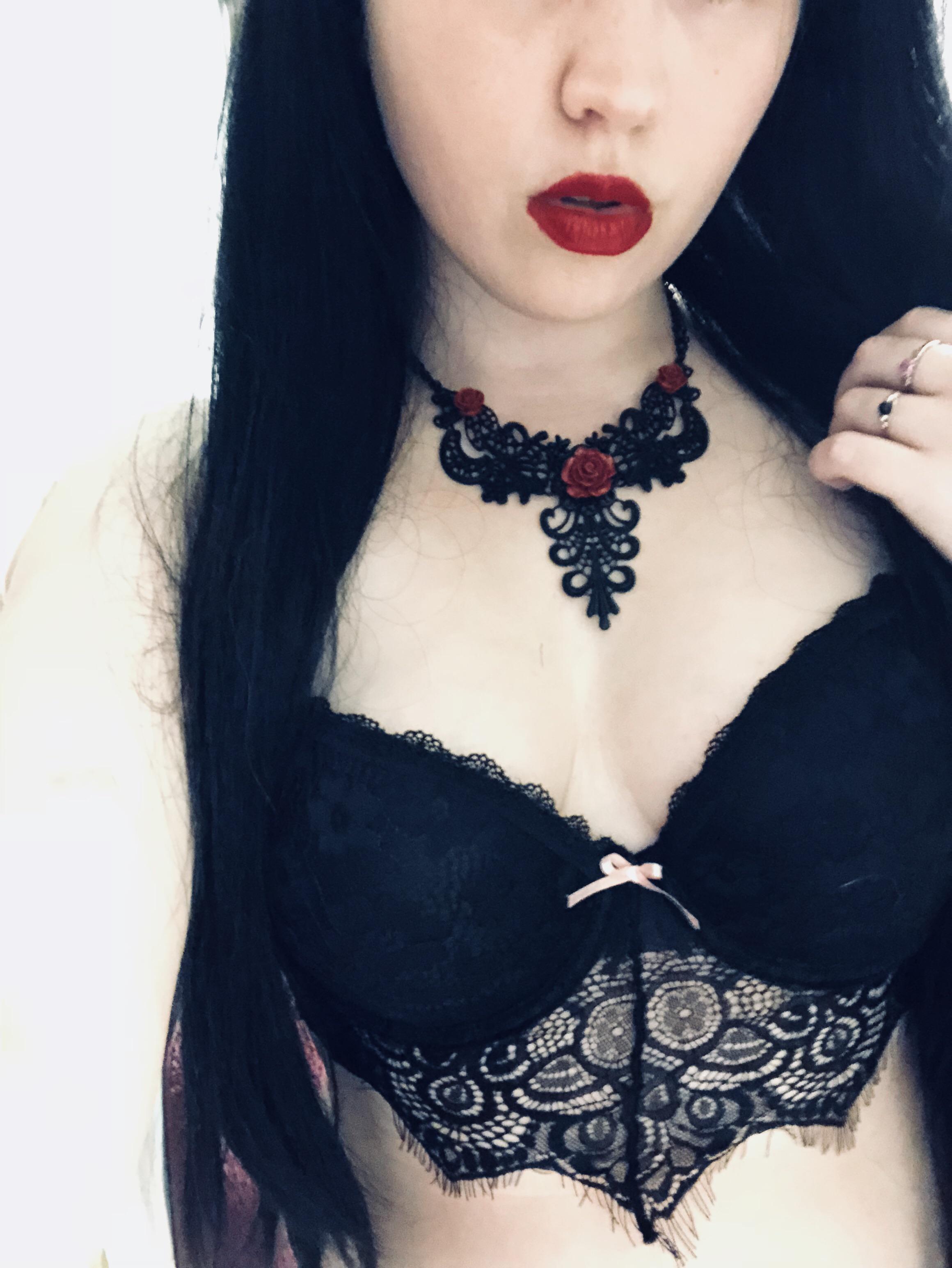 Goth love | Scrolller