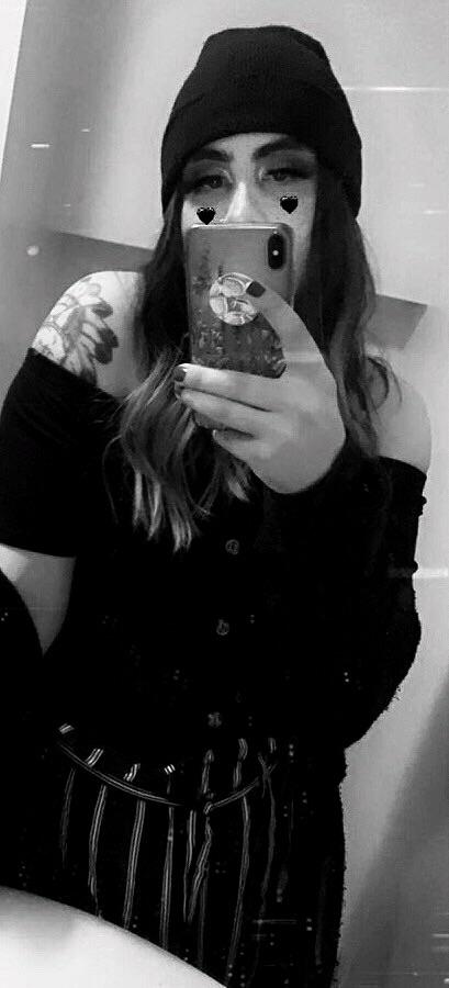 Goth mommy GF is here come cuddle 🖤 | Scrolller