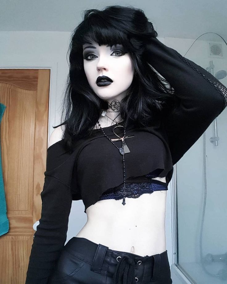 Goth Queen? | Scrolller