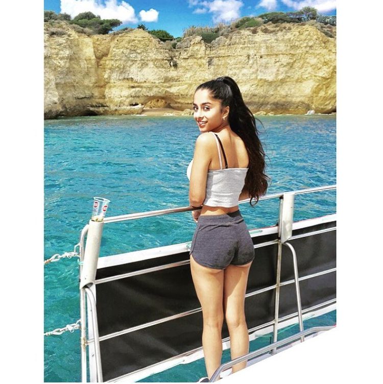 Gotta love the backside pose | Scrolller