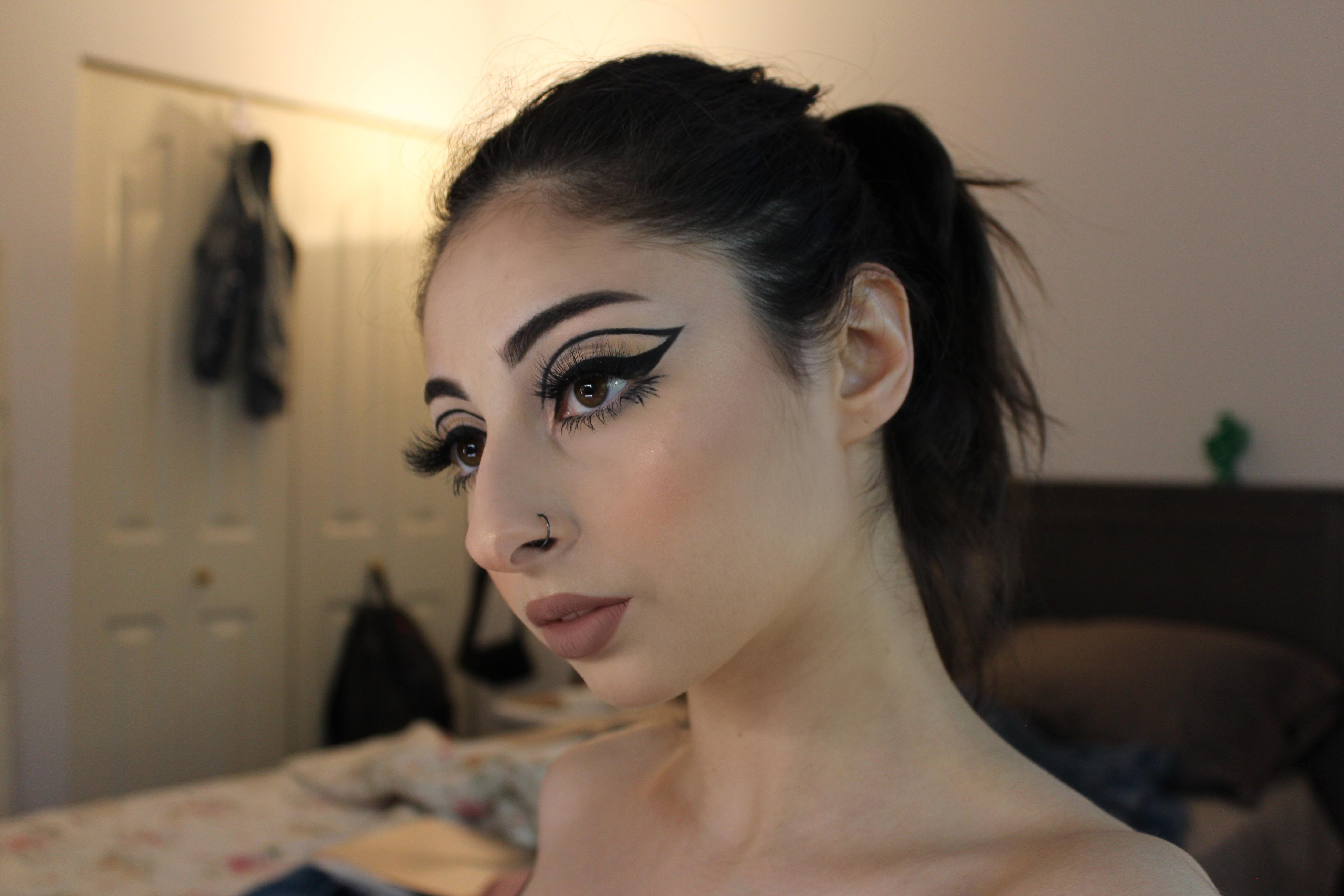 Graphic Liner! | Scrolller