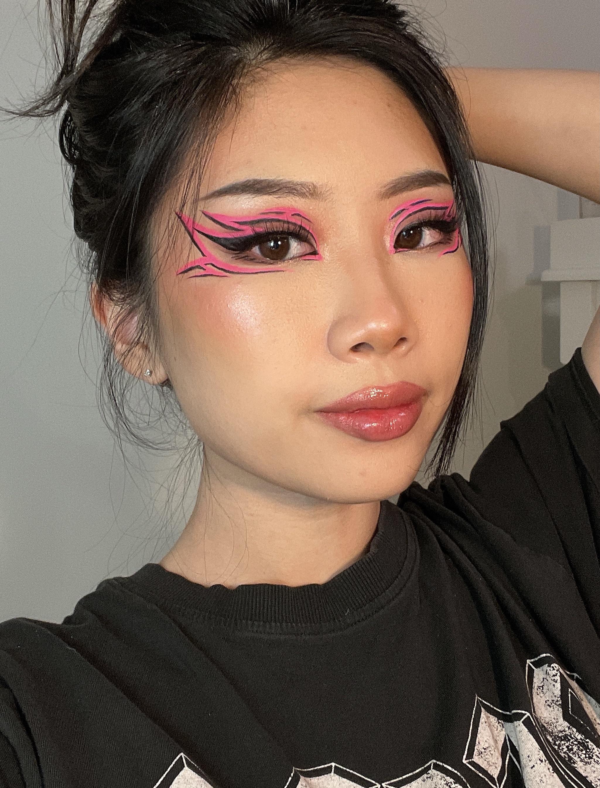 Graphic liner look | Scrolller