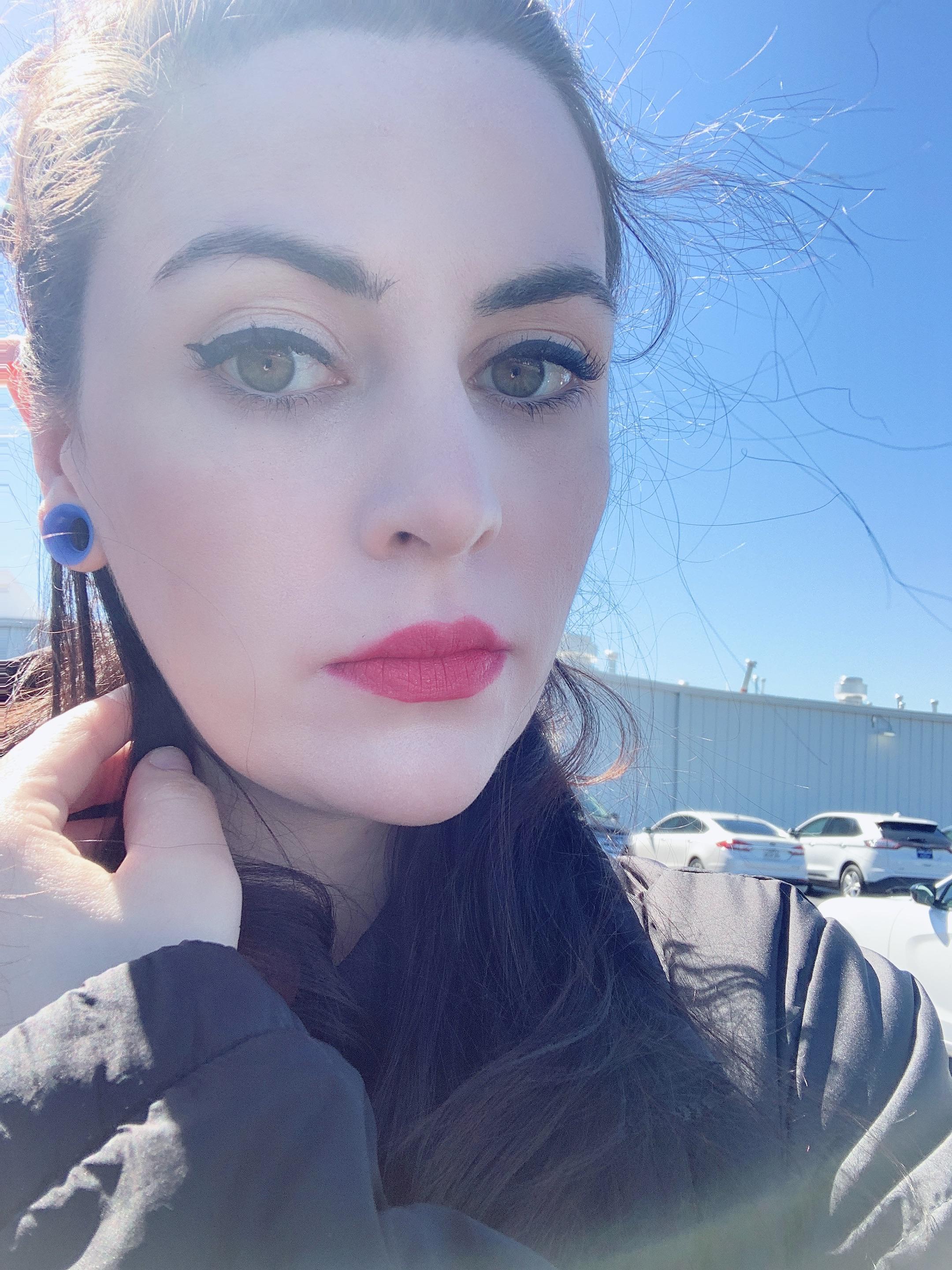 Green eyes red lips and effed up eyeliner | Scrolller